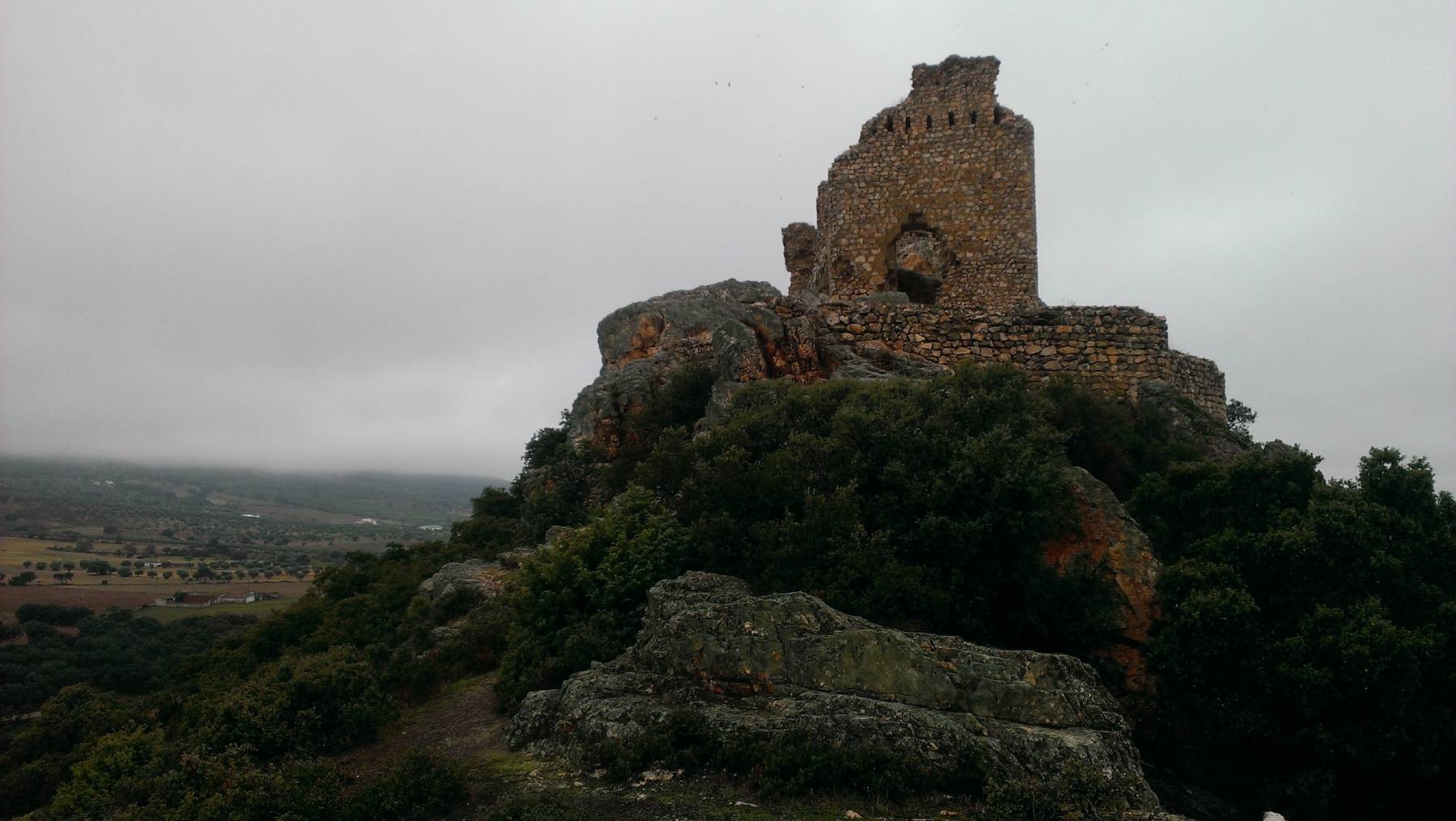 La fortaleza perdida en los Montes de Toledo que aún guarda leyendas de ...