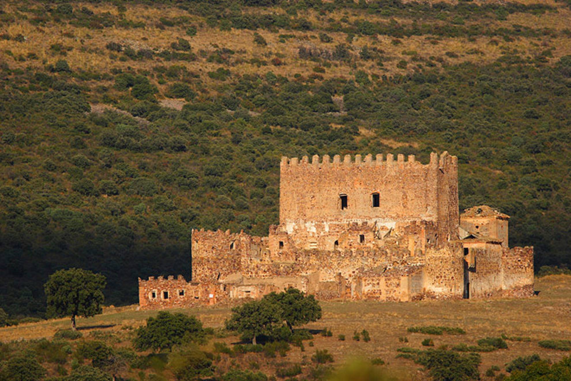 El castillo de Toledo que se alza en medio de un paisaje salvaje y ...