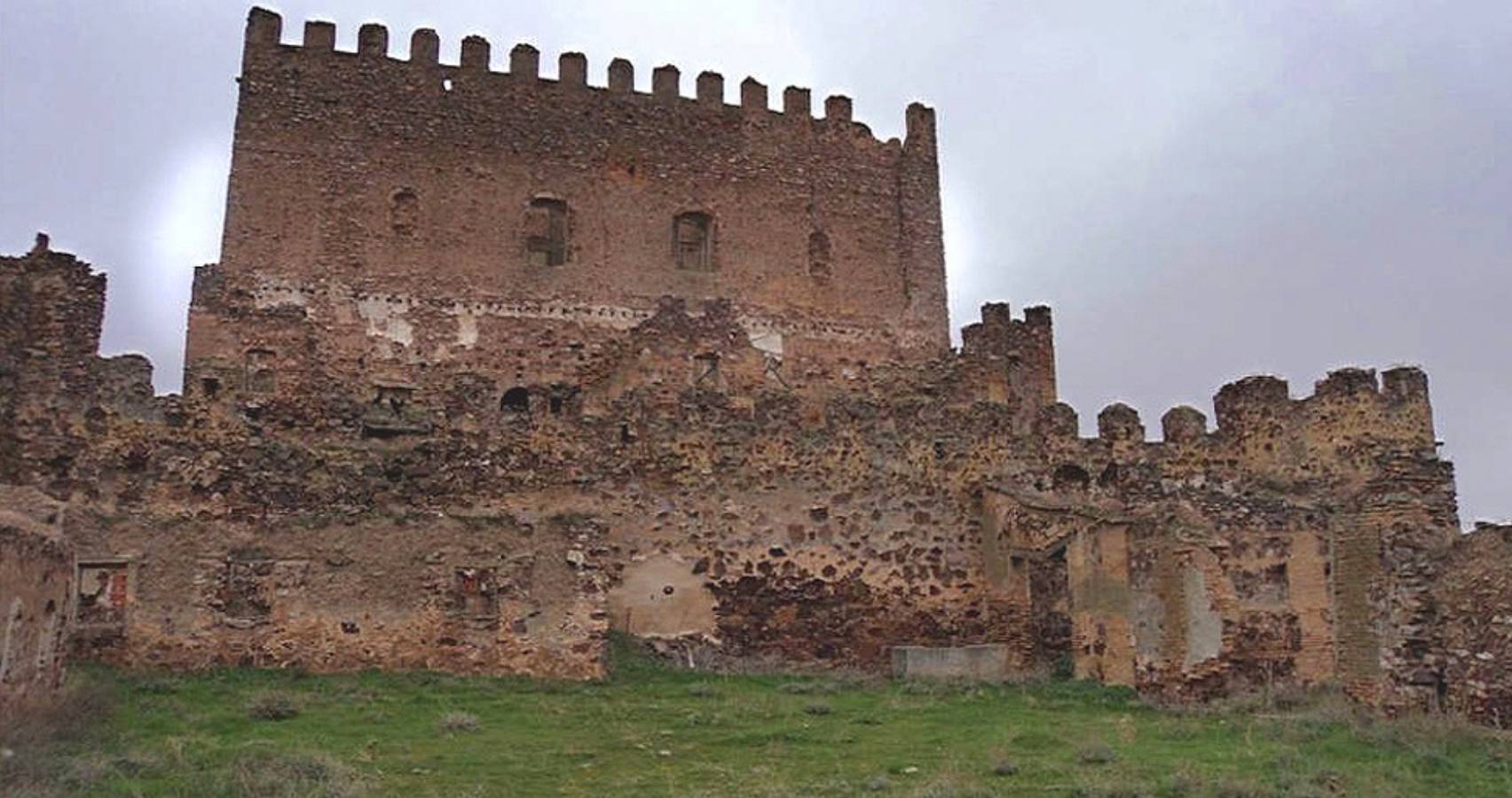 El castillo de Toledo que se alza en medio de un paisaje salvaje y ...