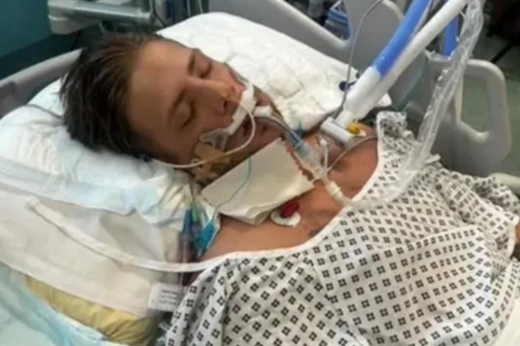 Un joven de 22 años permanece en coma después de que los médicos ...
