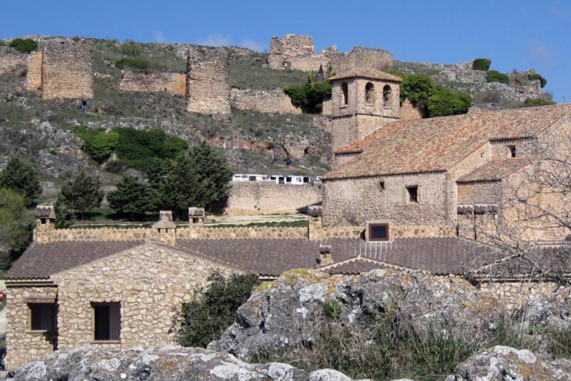El castillo que corona uno de los pueblos de piedra más bonitos de ...