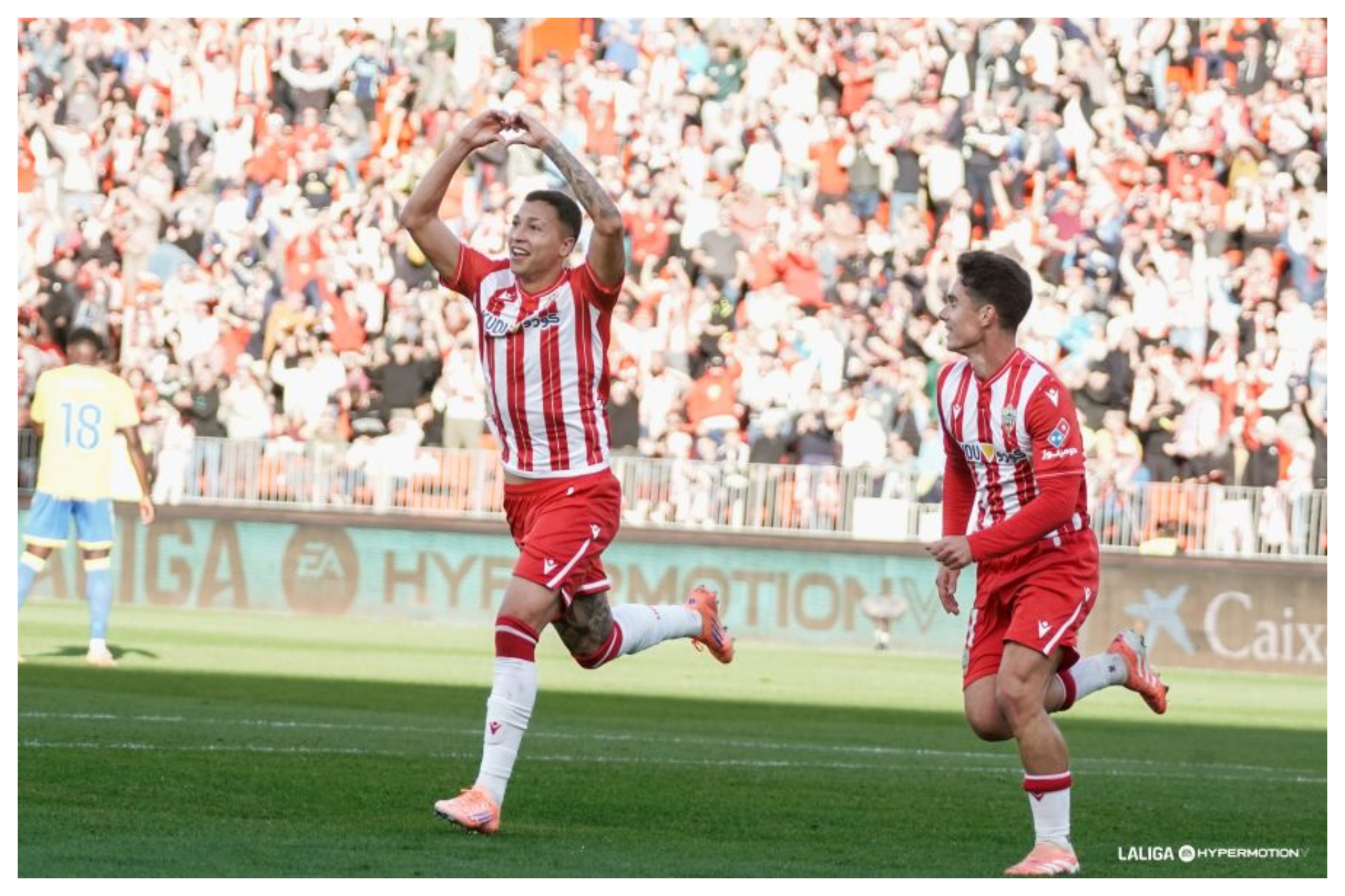 El Almería golea y viste de rojiblanco un derbi andaluz sin color