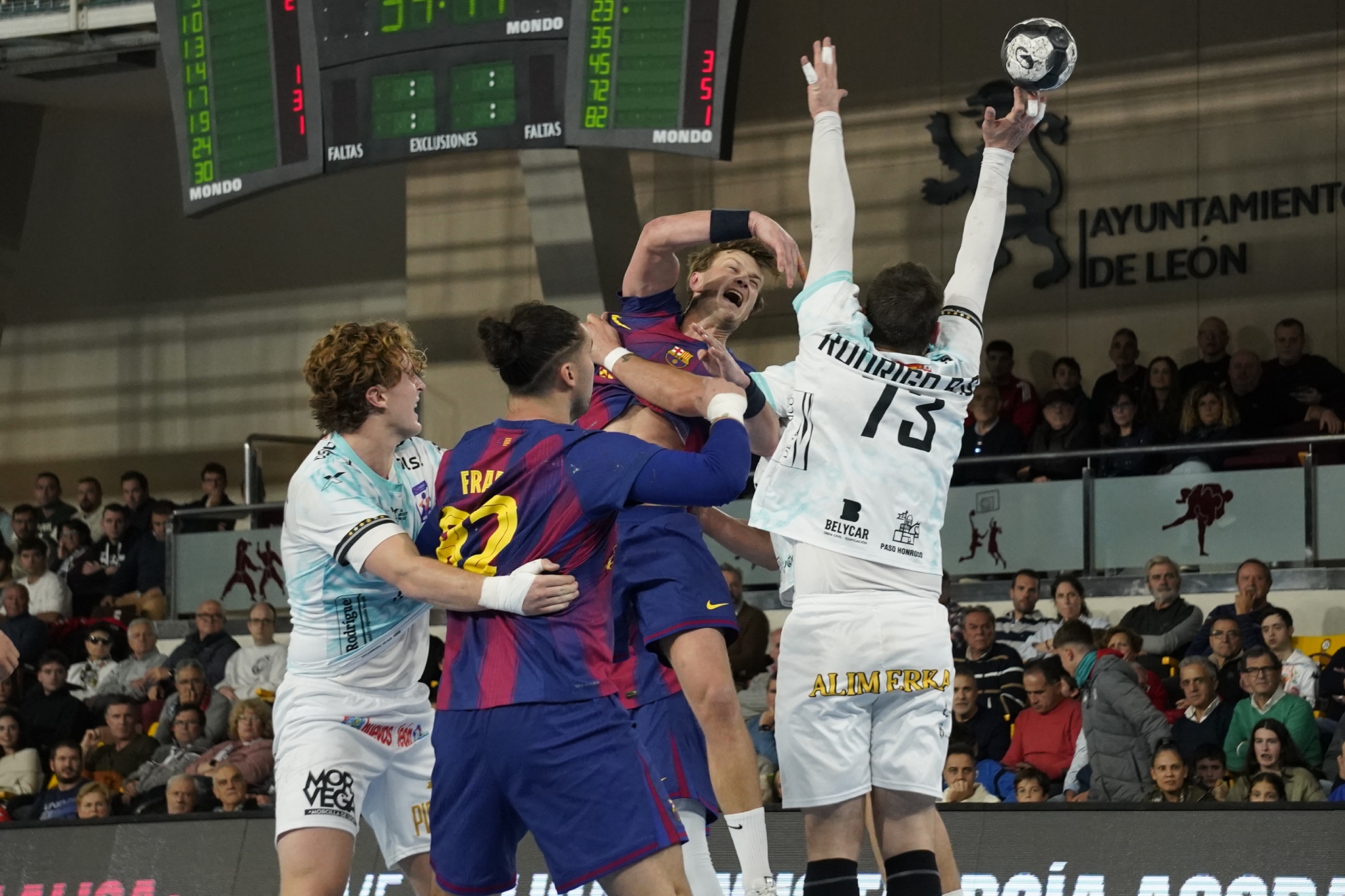 El Barça no cede en la Liga y el Logroño manda entre los perseguidores