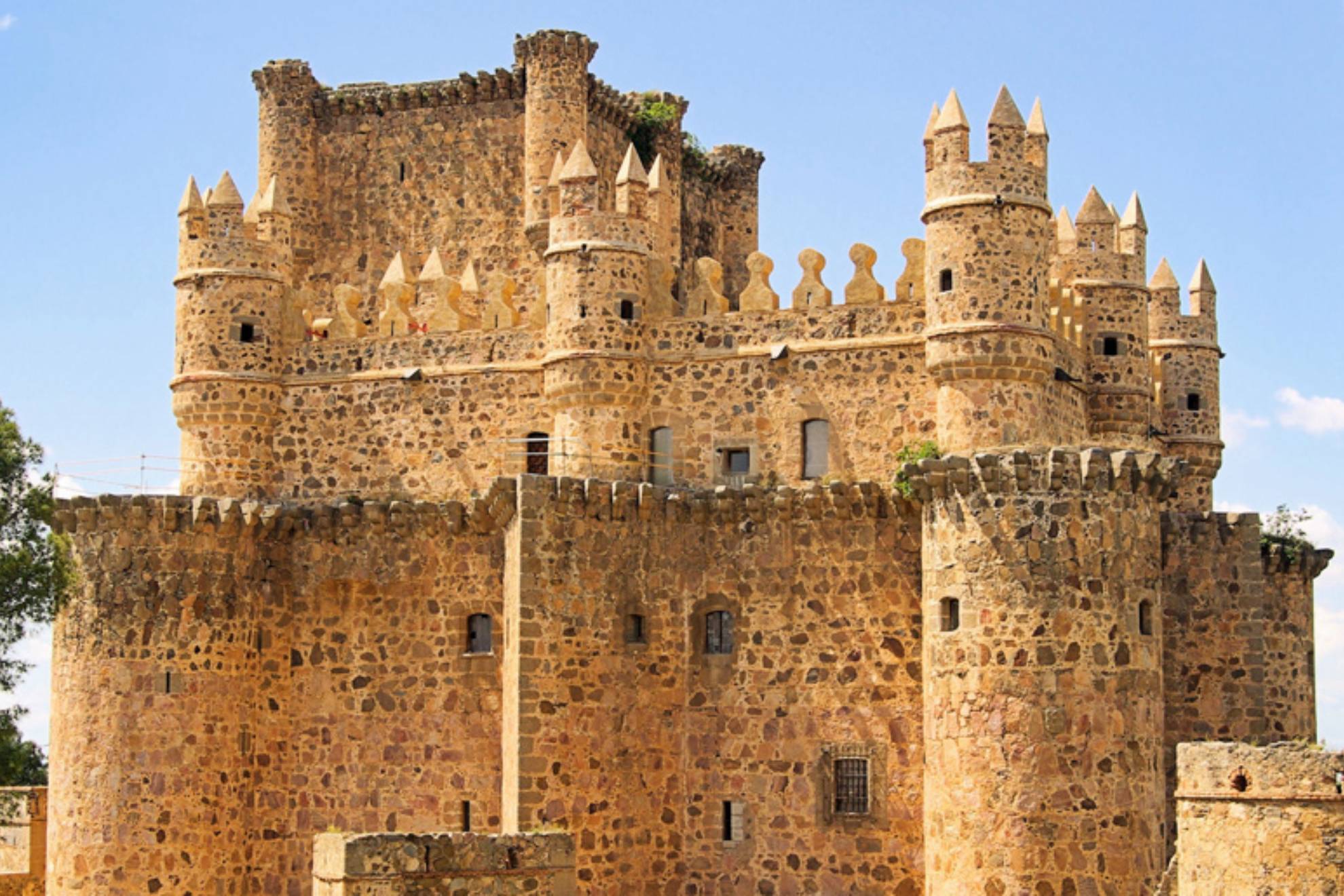 No es la Selva Negra, es Toledo: el impresionante castillo que parece ...