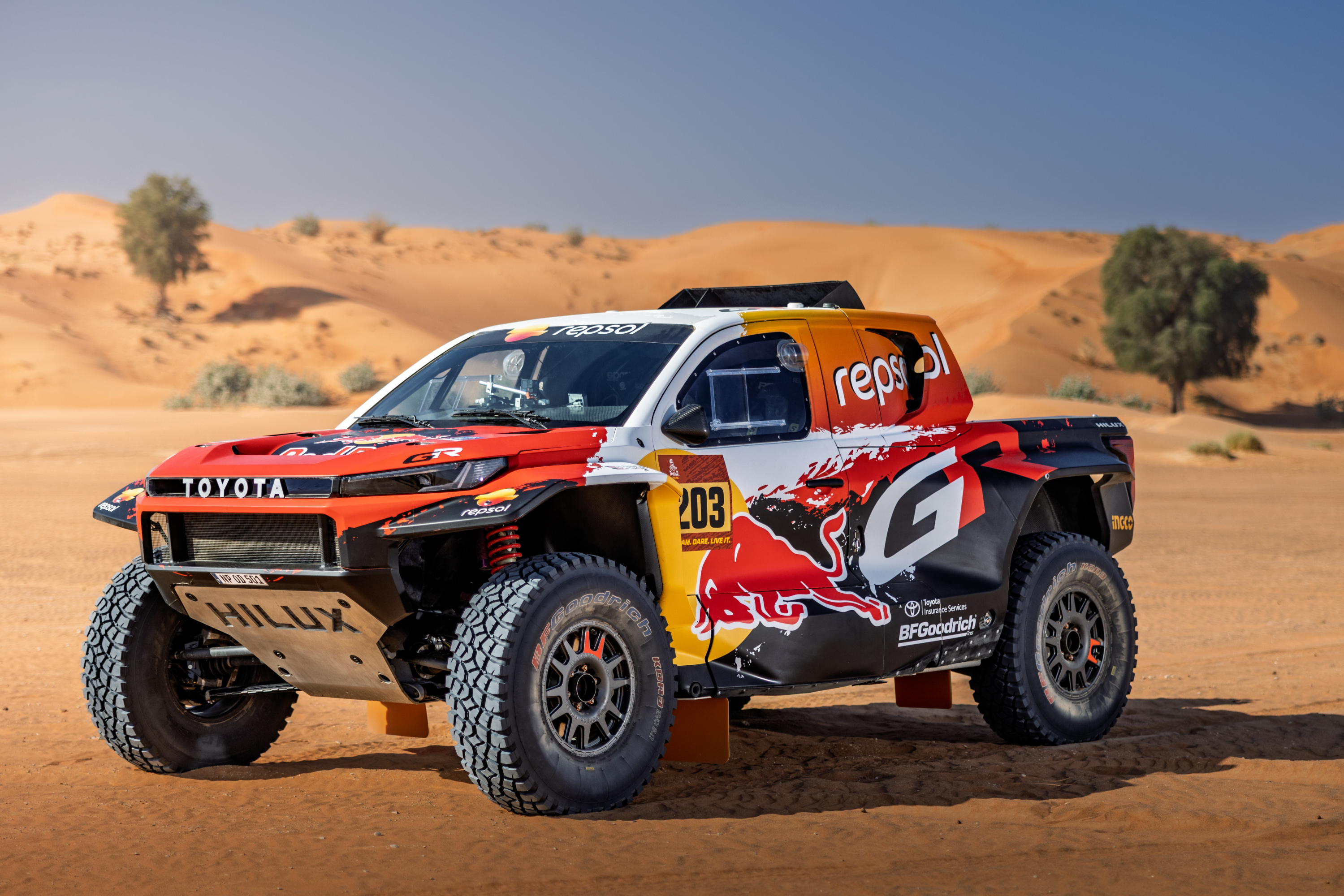 Toyota estrena el DKR GR Hilux y se refuerza con un bicampeón del Dakar ...