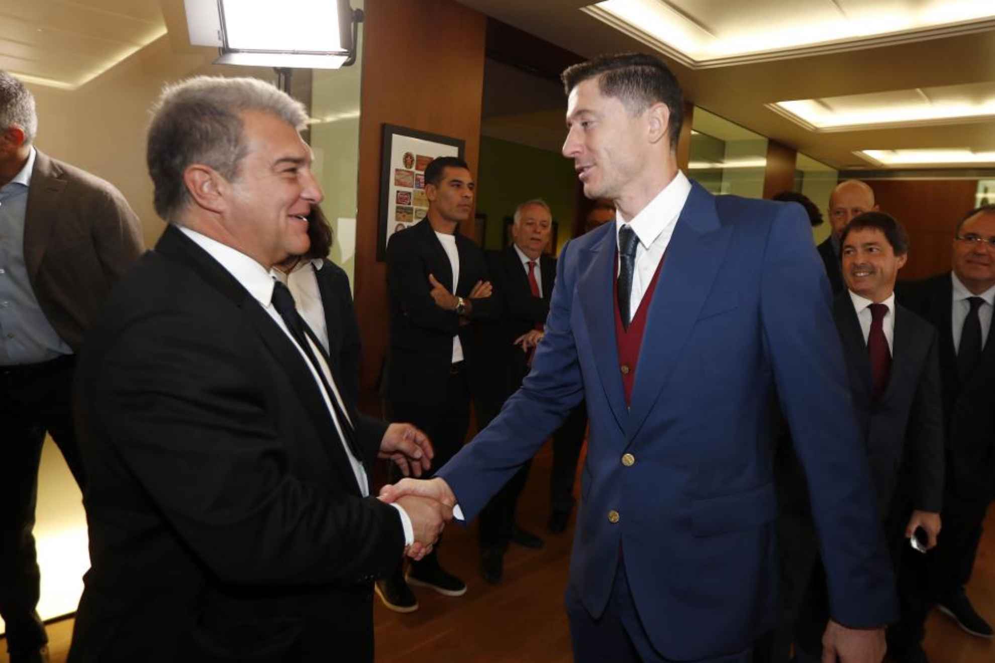 El Barça pidió a Lewandowski que dejara de marcar goles para no pagar ...