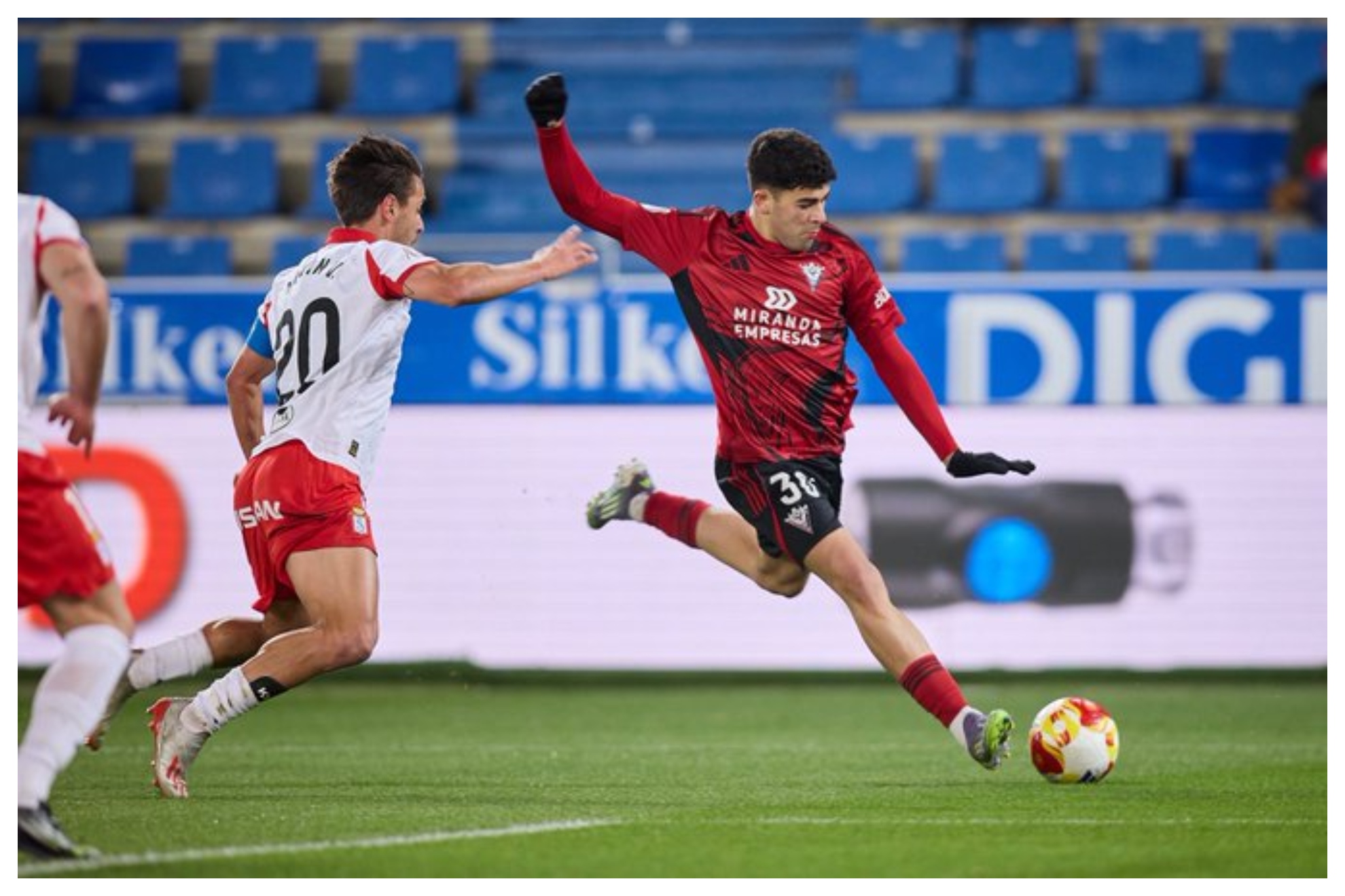 Dos goles en cinco minutos decantan la balanza para el Sporting