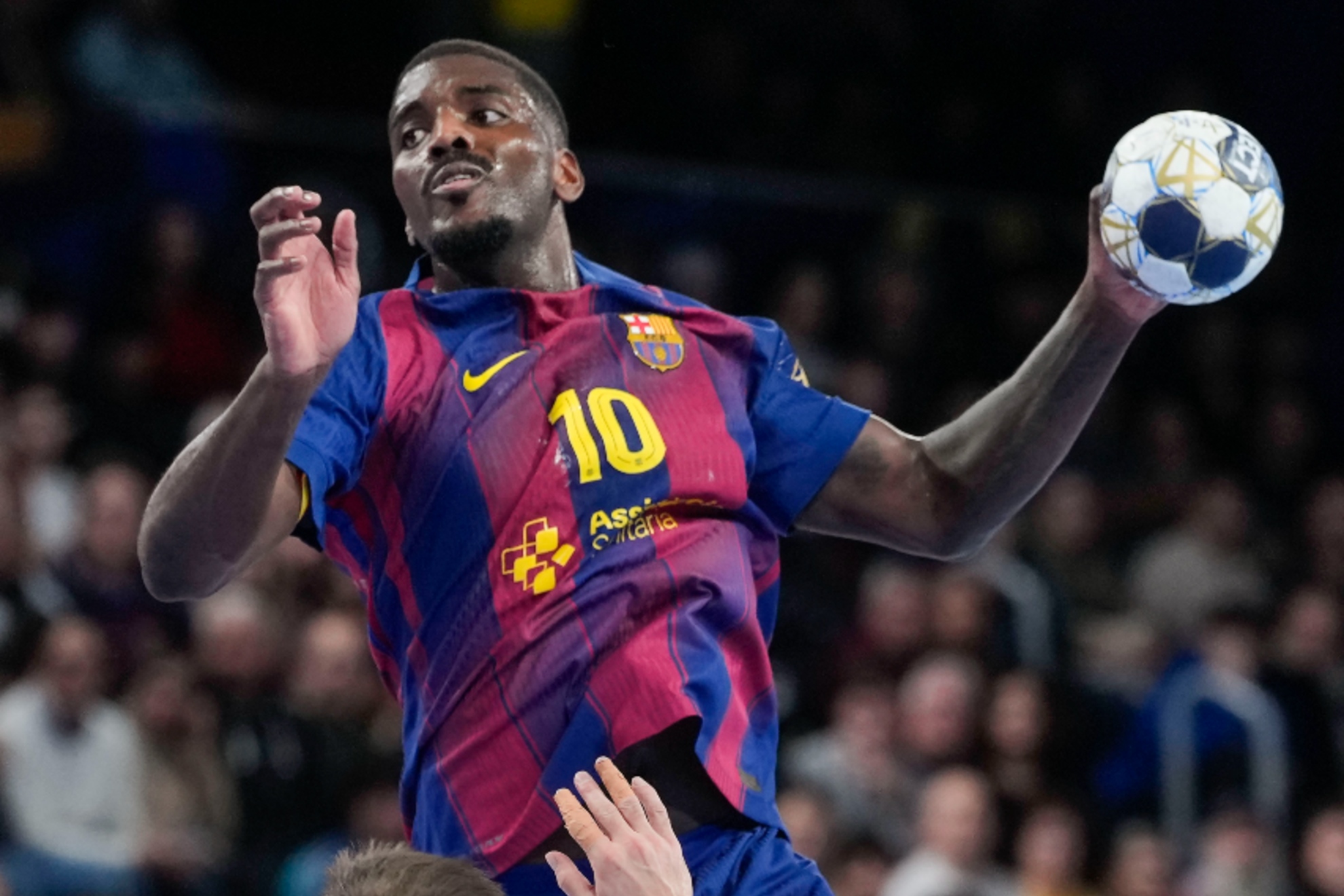 El Barça confirma que el capitán Dika Mem "está valorando" dejar el club