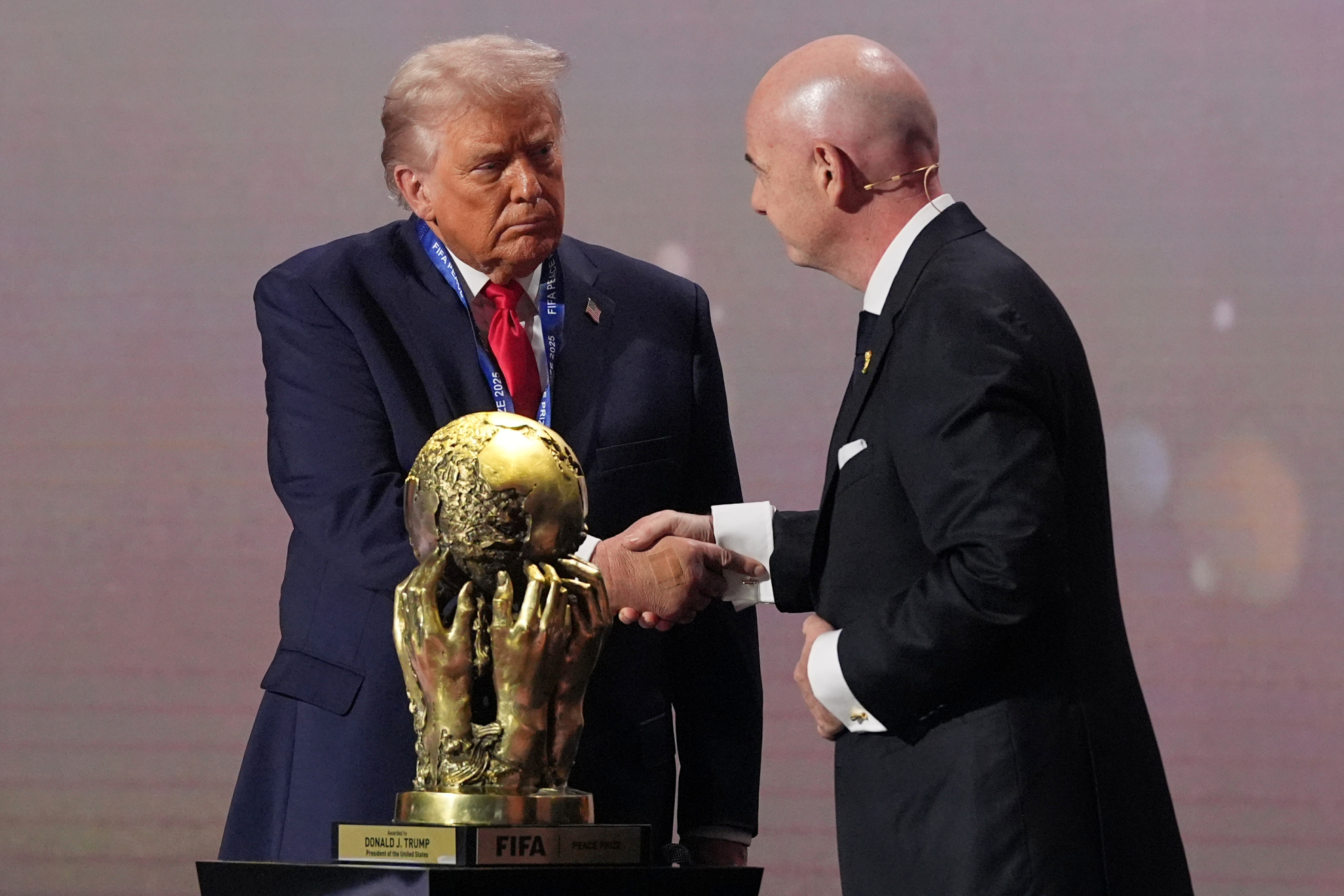 Trump se lleva el premio FIFA de la Paz