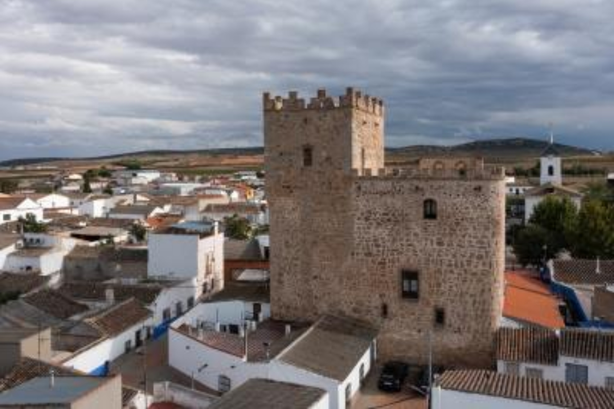 No es un castillo, es un gigante de piedra que protege un pueblo casi ...