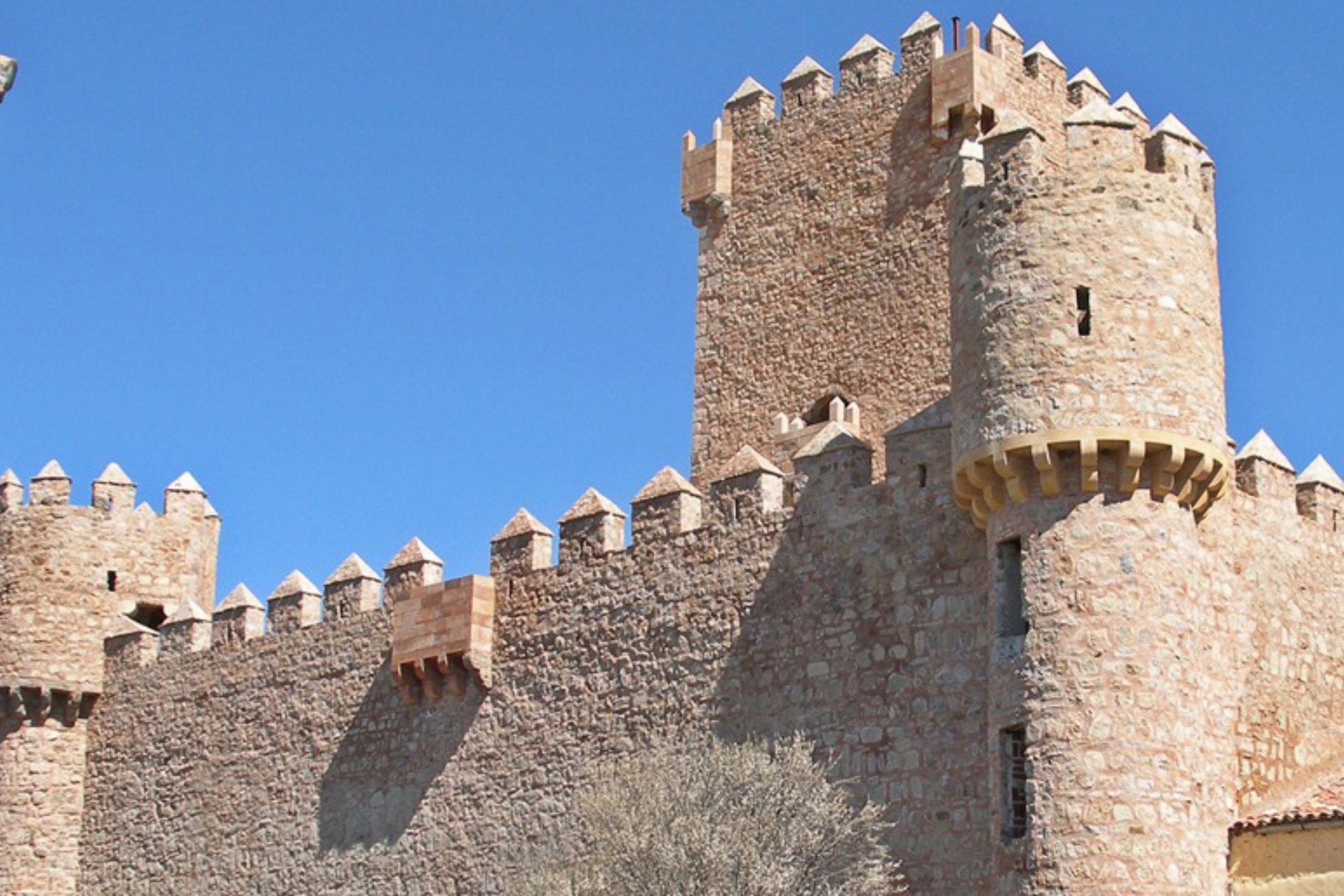El castillo de Guadalajara que parece una fortaleza de juguete: se ...