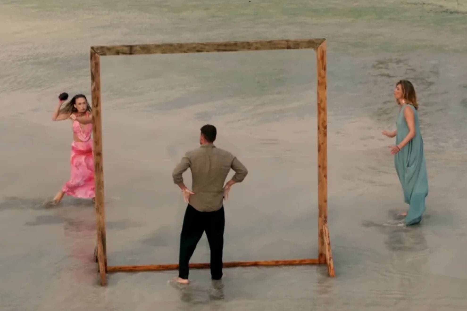 Almudena protagoniza la escena más polémica de ‘La isla de las tentaciones’: lanza un coco a ...