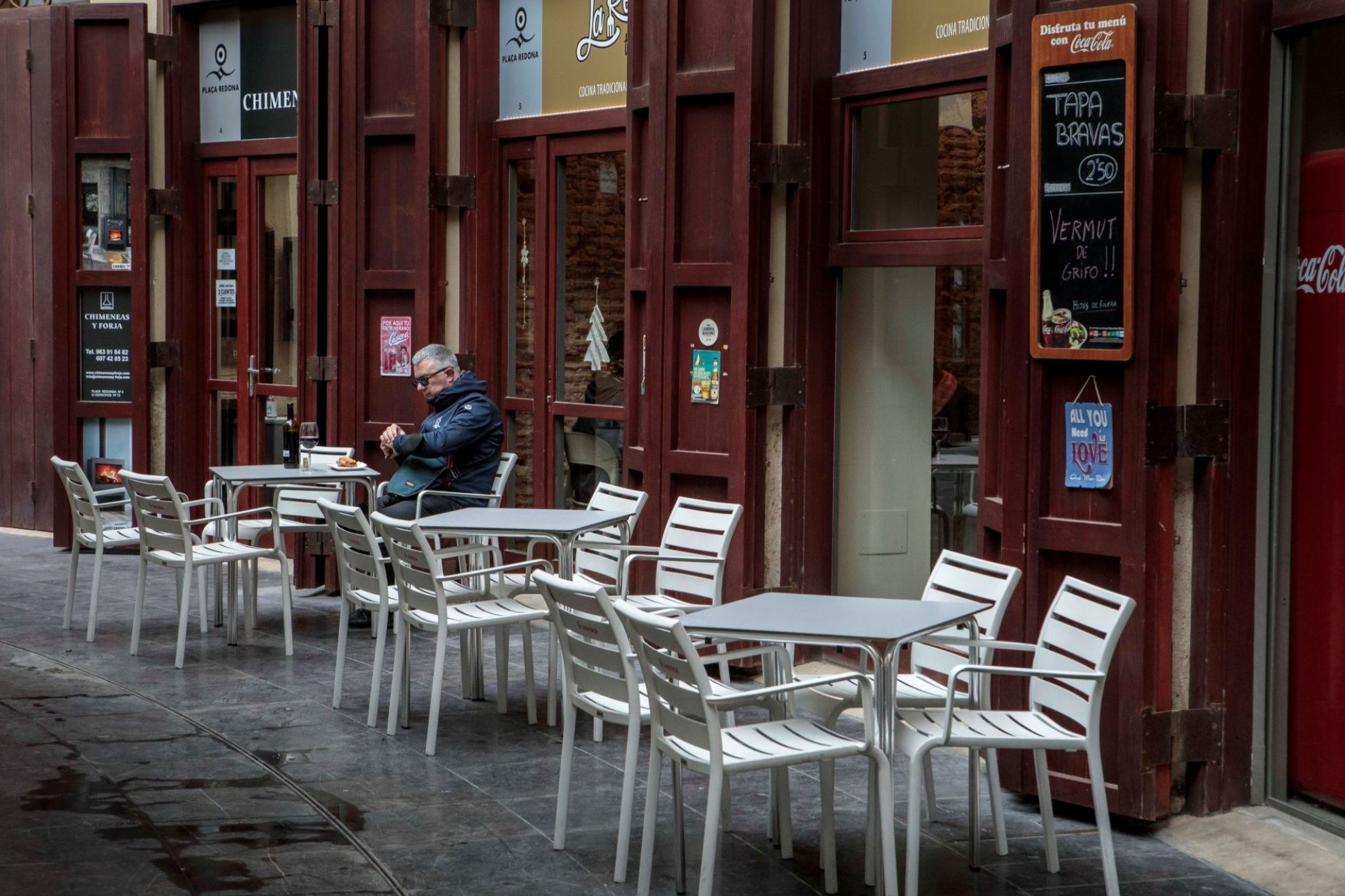 Las redes sociales arden tras la propuesta del dueño de un bar a un ...