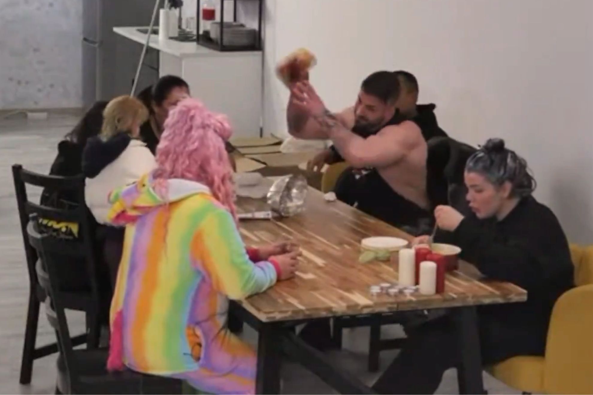 Labrador, expulsado de 'La casa de los gemelos 2' por una agresión a la ‘drag’ Cherilyn Divine