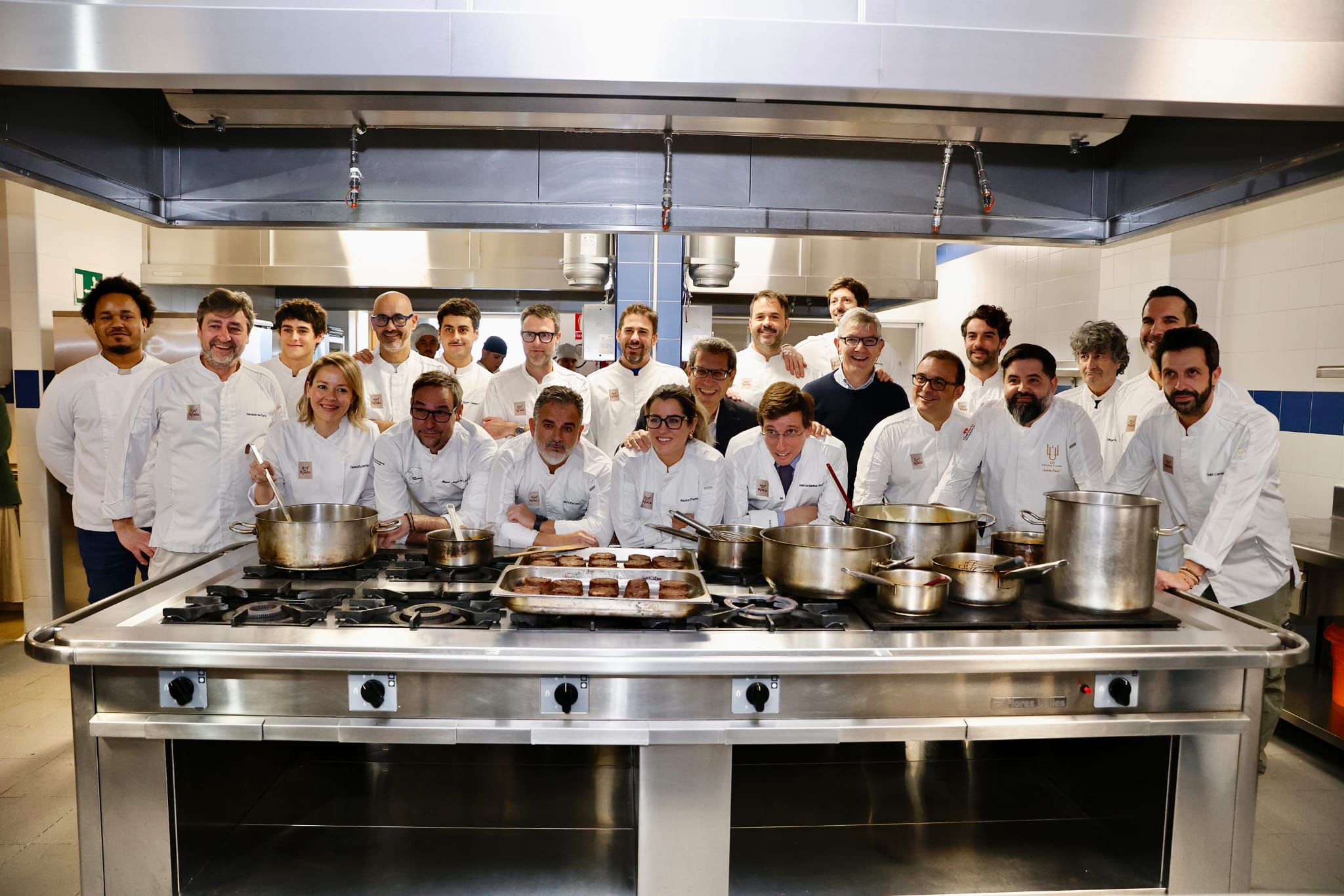 Martínez-Almeida se suma a 16 chefs en Madrid para cocinar menús ...