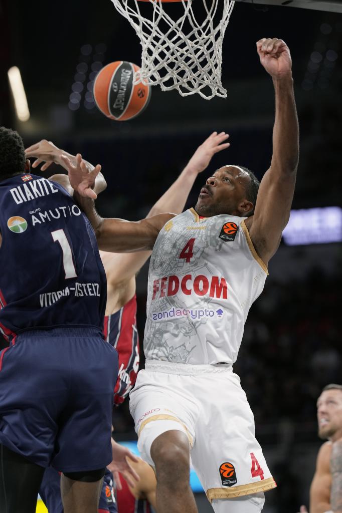 El Baskonia saca pecho y tumba al AS Monaco