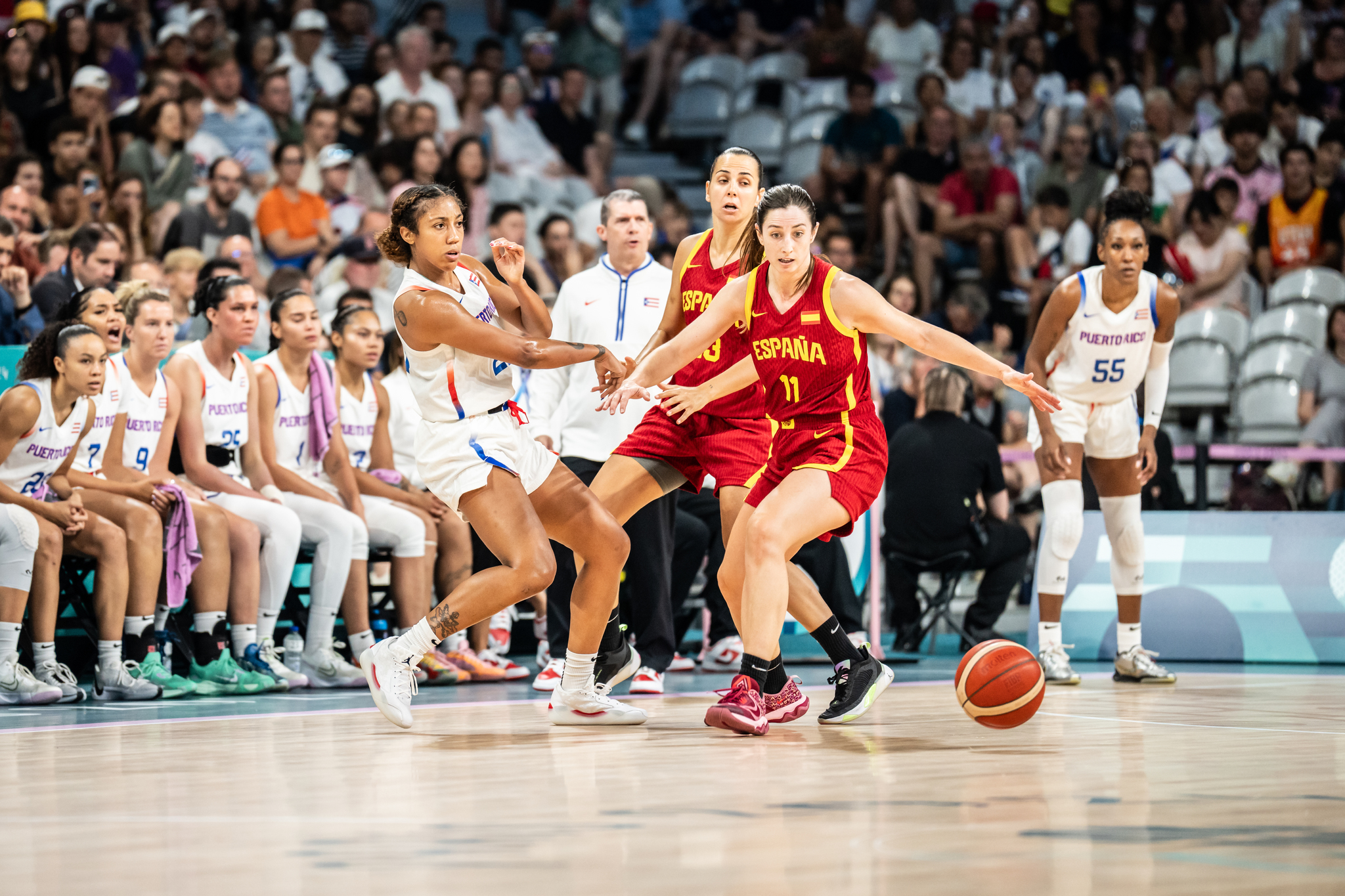 España sobrevive al drama y roza los cuartos de París