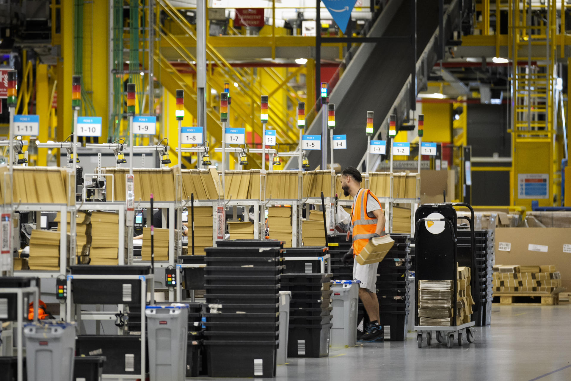 Amazon pacta 920 salidas por el ERE con los sindicatos, 129 en Madrid y ...
