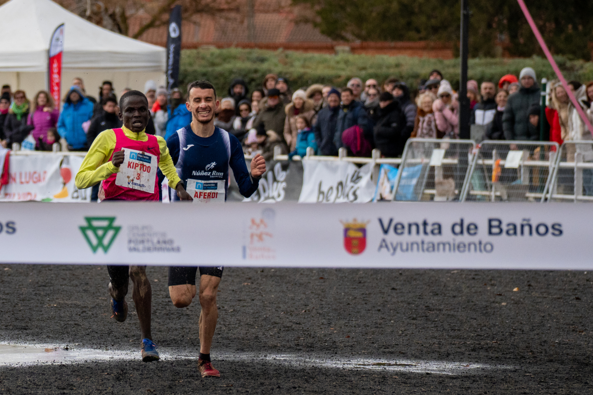 Los kenianos Brian Kiptoo y Dorcus Chepkwmoi ganan el Cross Internacional de Venta de Baños