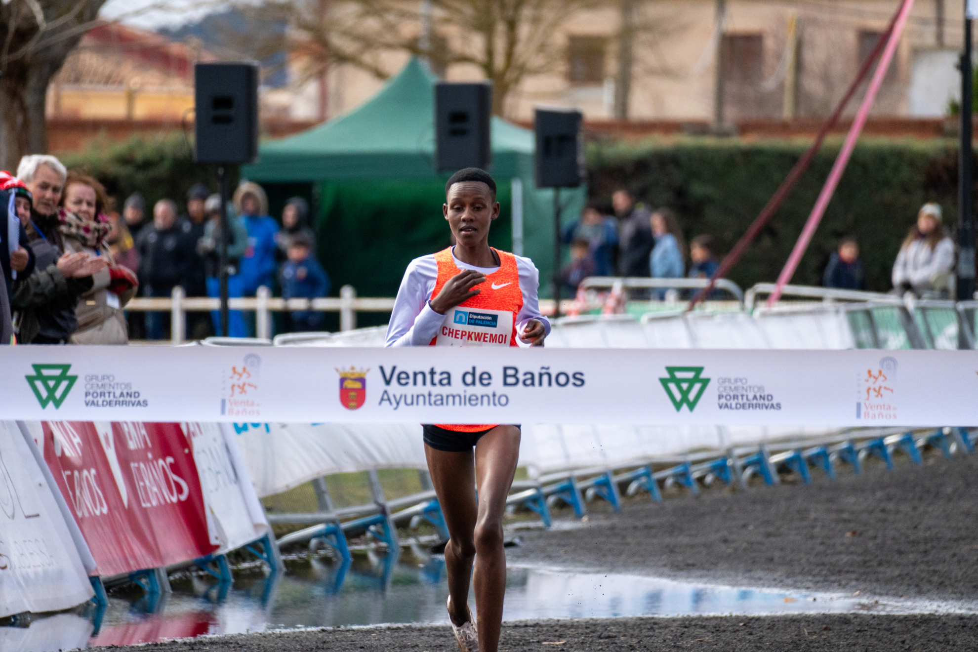 Los kenianos Brian Kiptoo y Dorcus Chepkwmoi ganan el Cross Internacional de Venta de Baños
