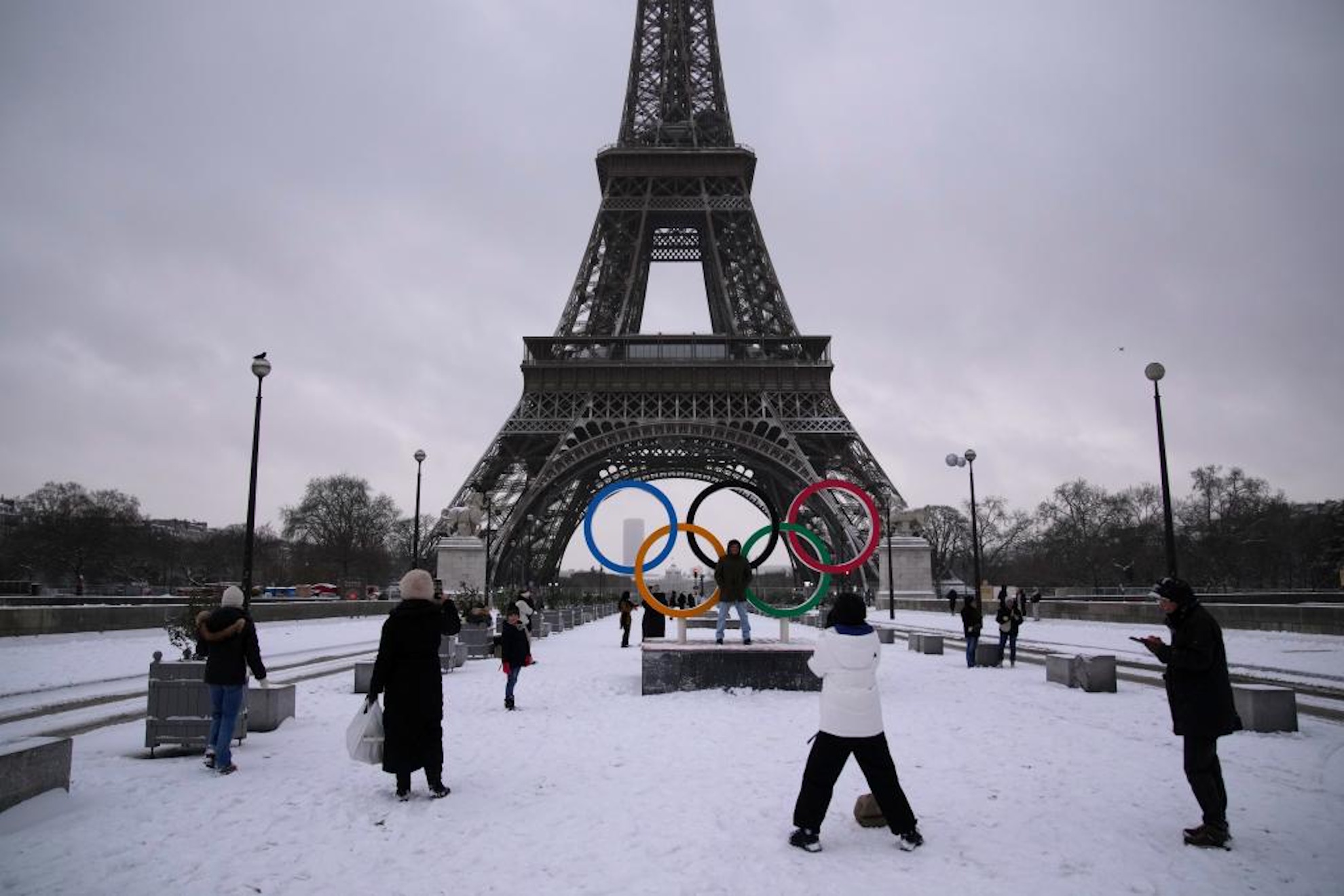 La nieve hace estragos en Francia: París colapsada con hasta 950 ...