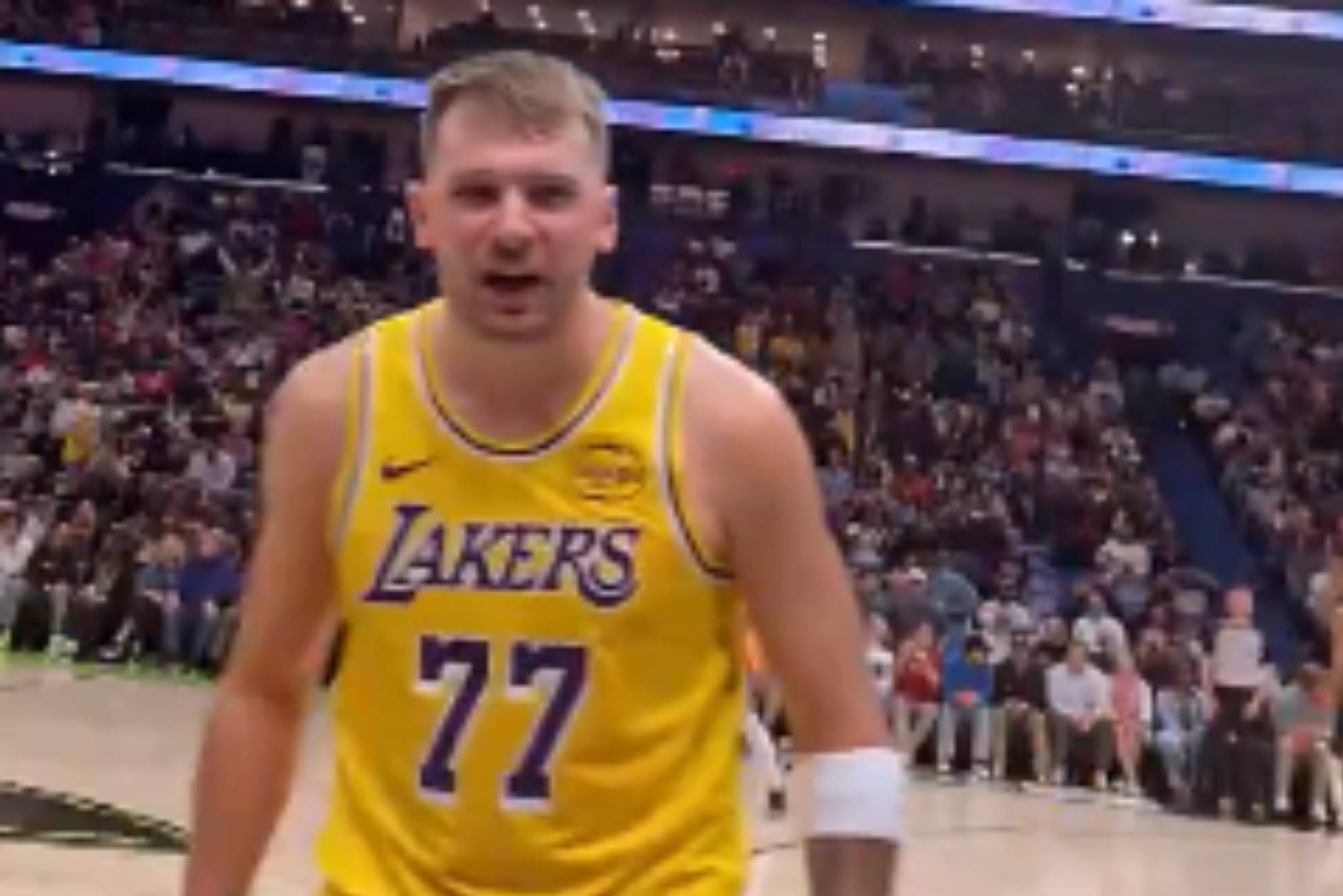 Incidente en la NBA : se carga el aro con un mate y lo tienen que ...