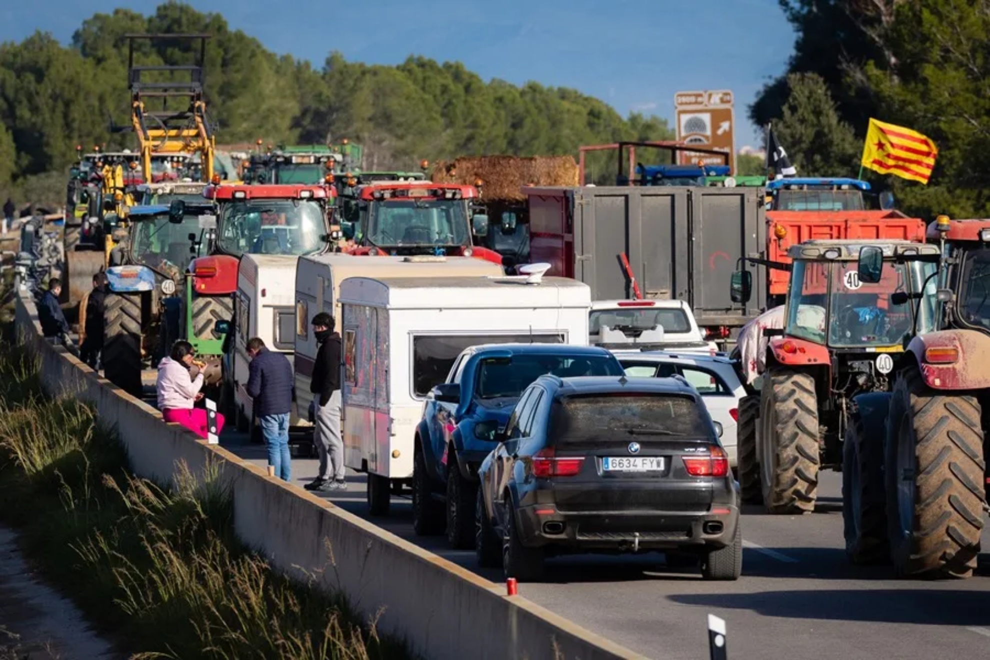 Los agricultores catalanes y gallegos elevan la presión contra el ...