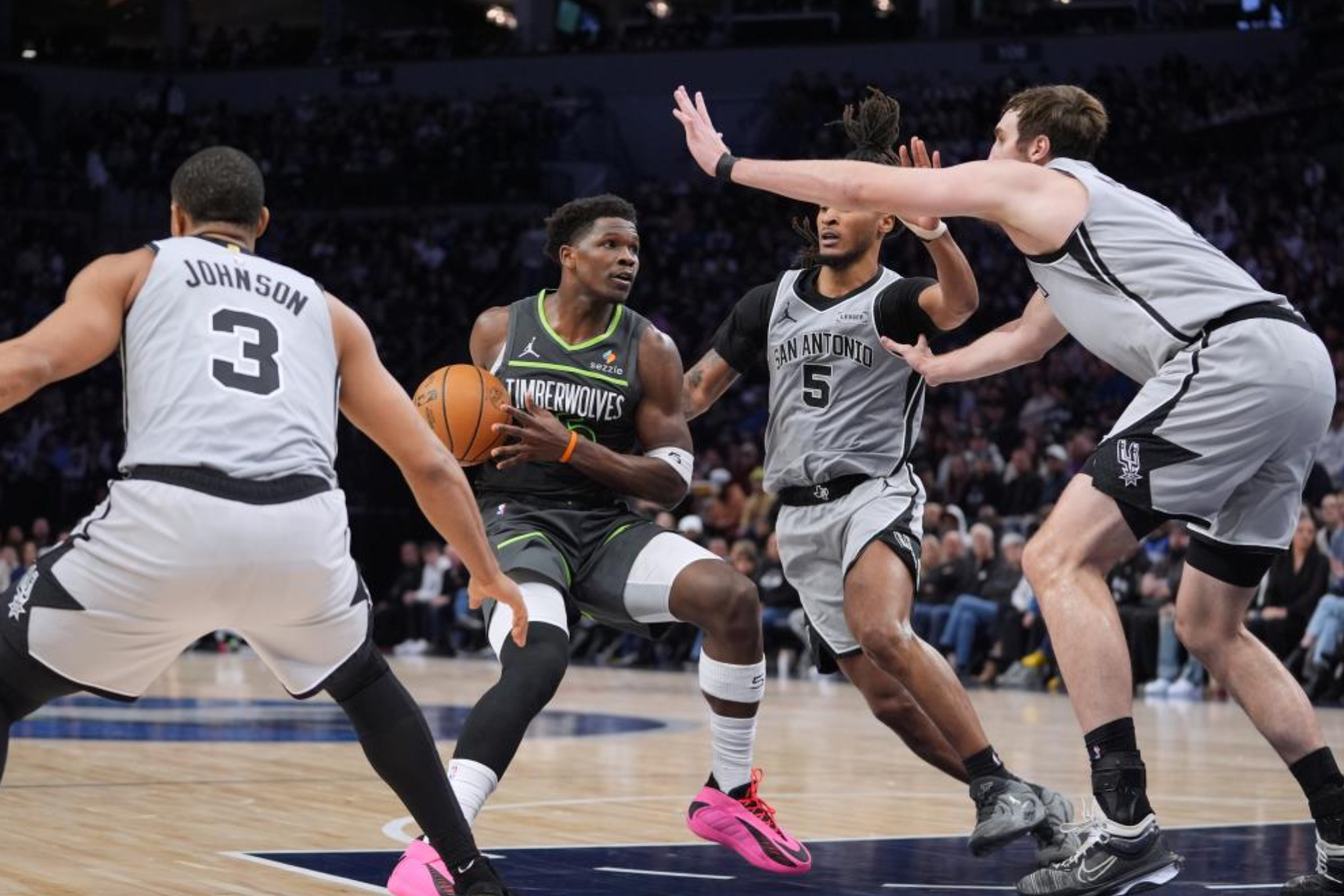 Un milagro de Edwards frena a los Spurs y los Thunder sacan el rodillo