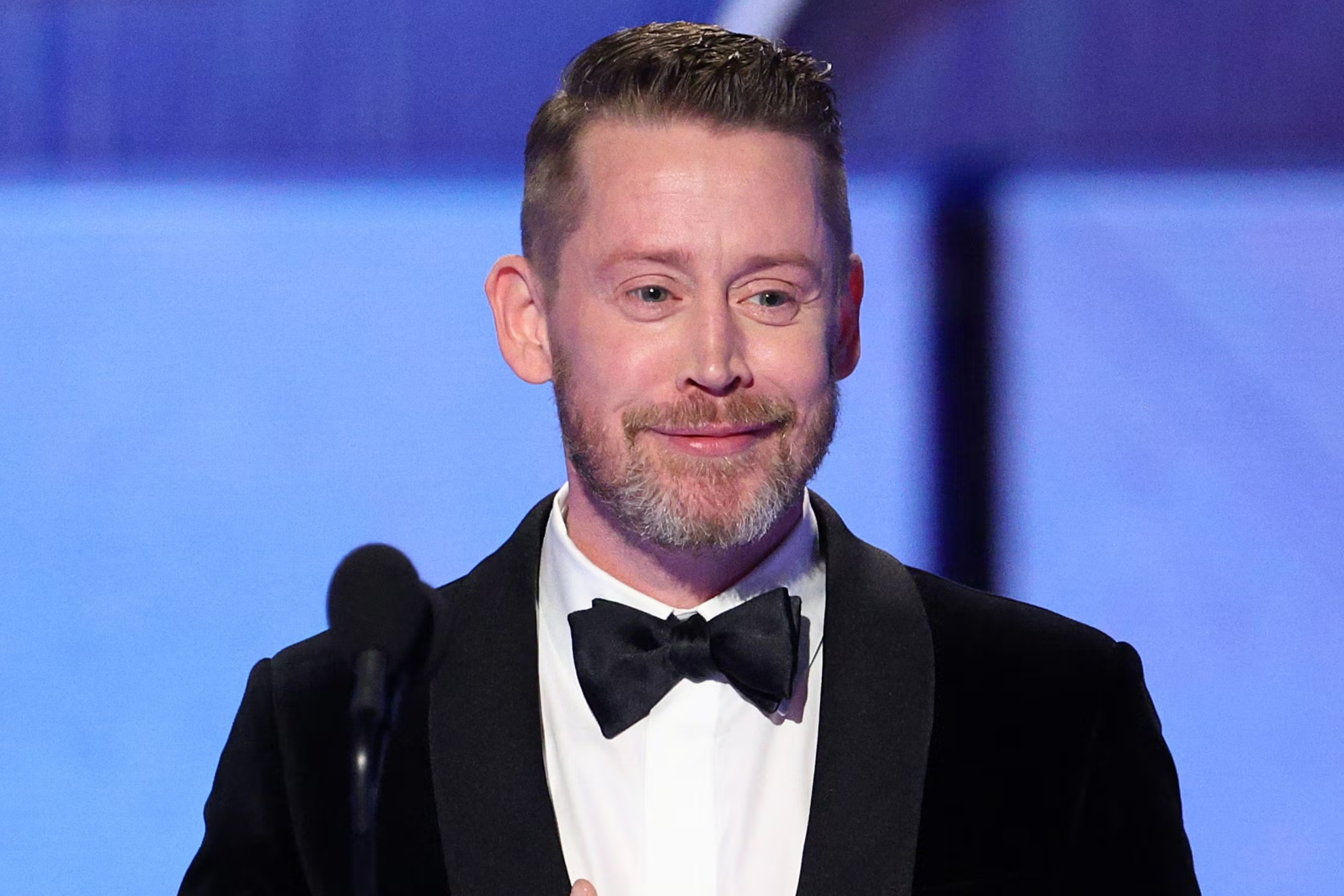 El actor Macaulay Culkin volvió a los Globos de Oro 35 años después ...
