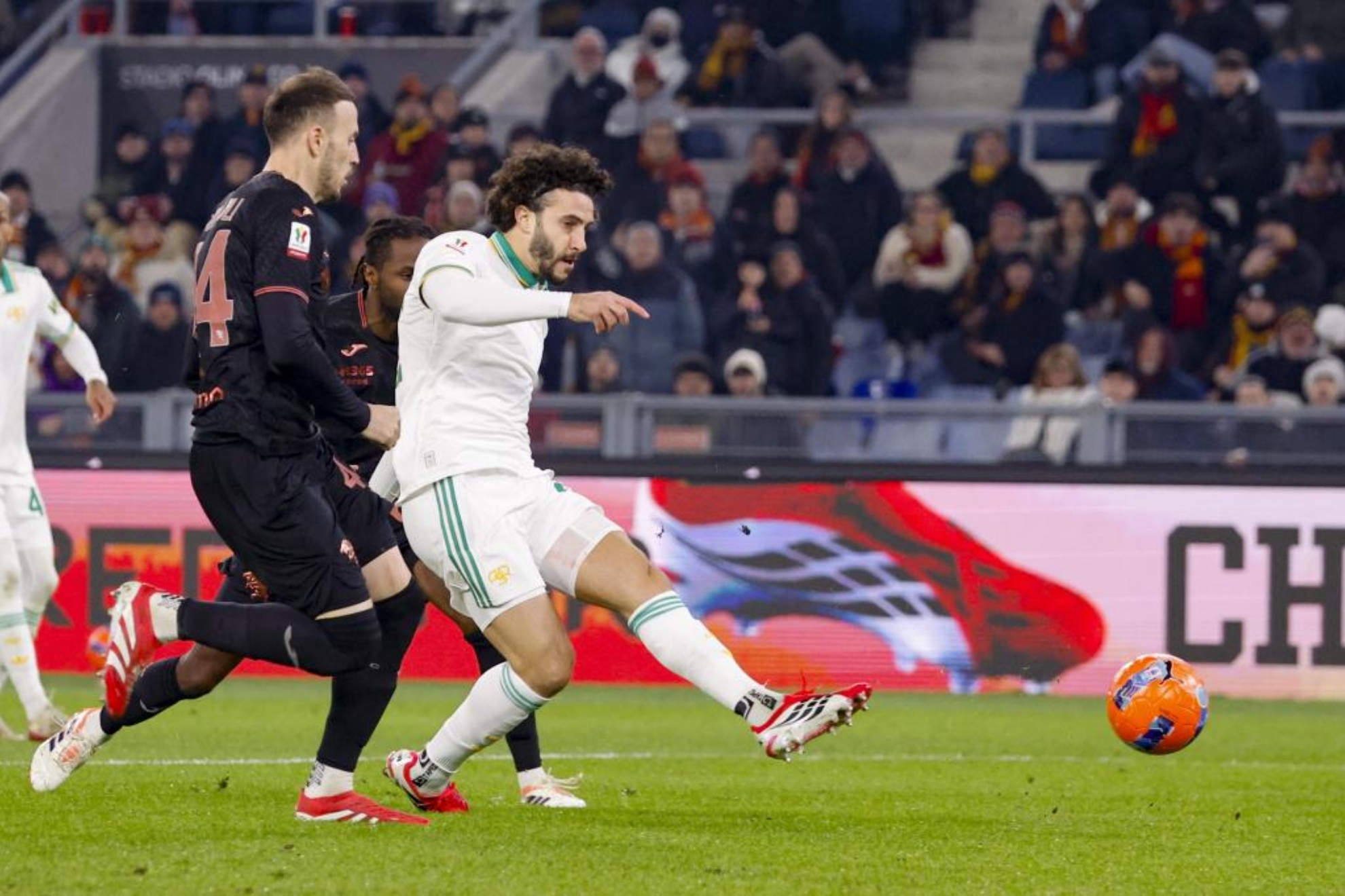 Un Hermoso gol de Mario no evita que a la Roma le pille el 'Toro'