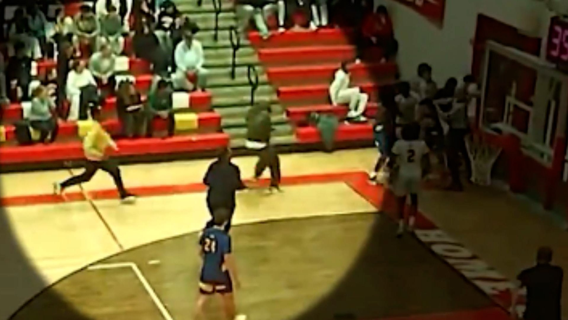 El lado turbio de Shai: presa de piernas a Wemby y "no eres una mierda ...