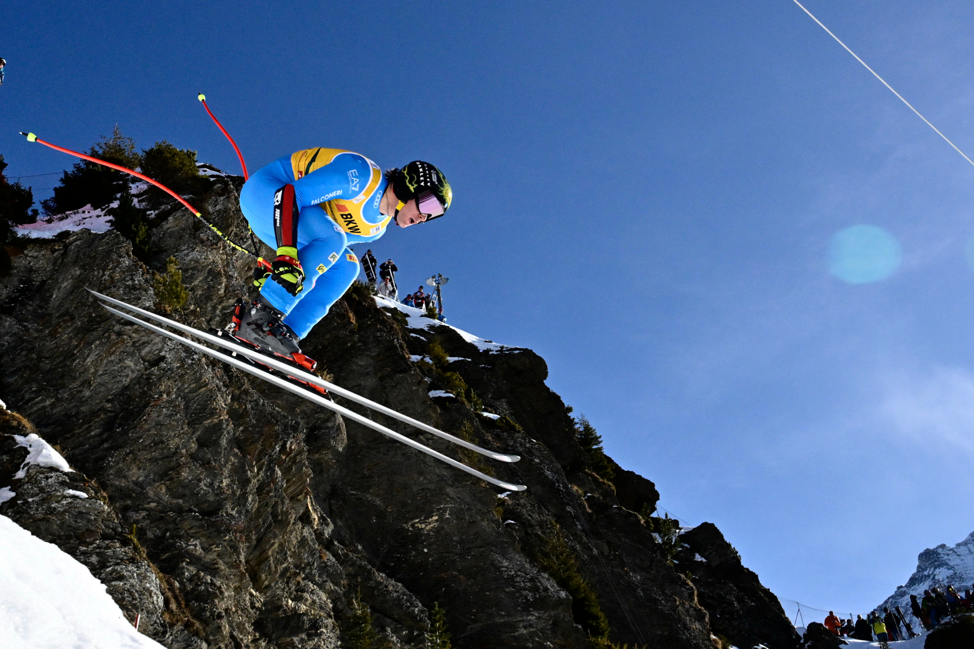 Giovanni Franzoni clava la bandera italiana en el templo de Wengen