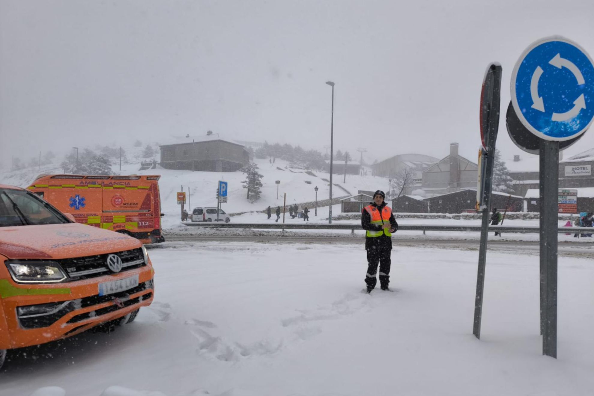 La nieve sorprende a Madrid y las instituciones obligan al uso de ...