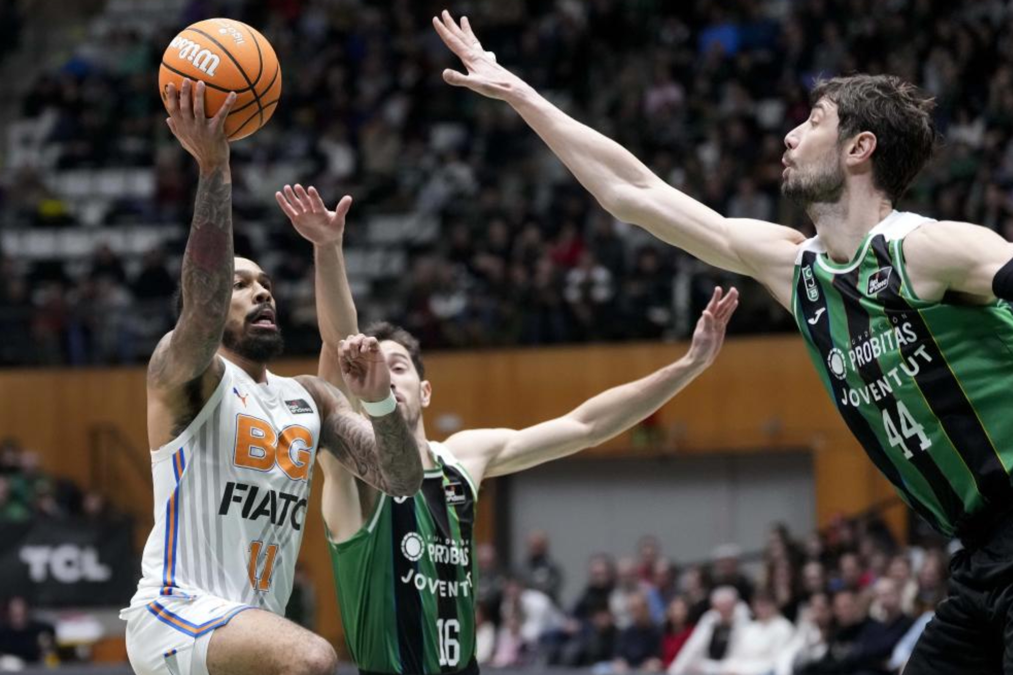 El Bàsquet Girona anula al Joventut y conquista el Olímpic