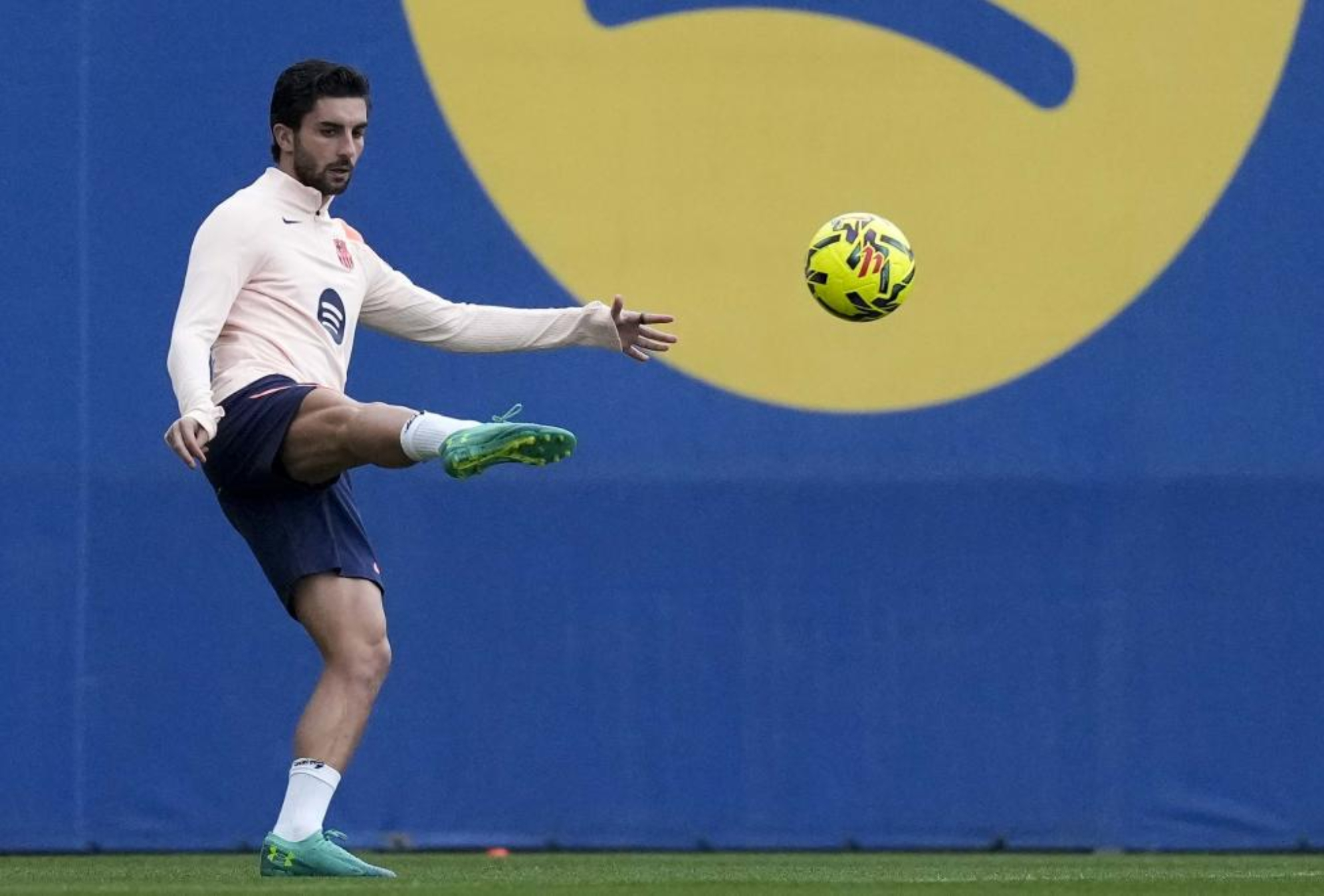 Ferran Torres trabaja sobre el césped