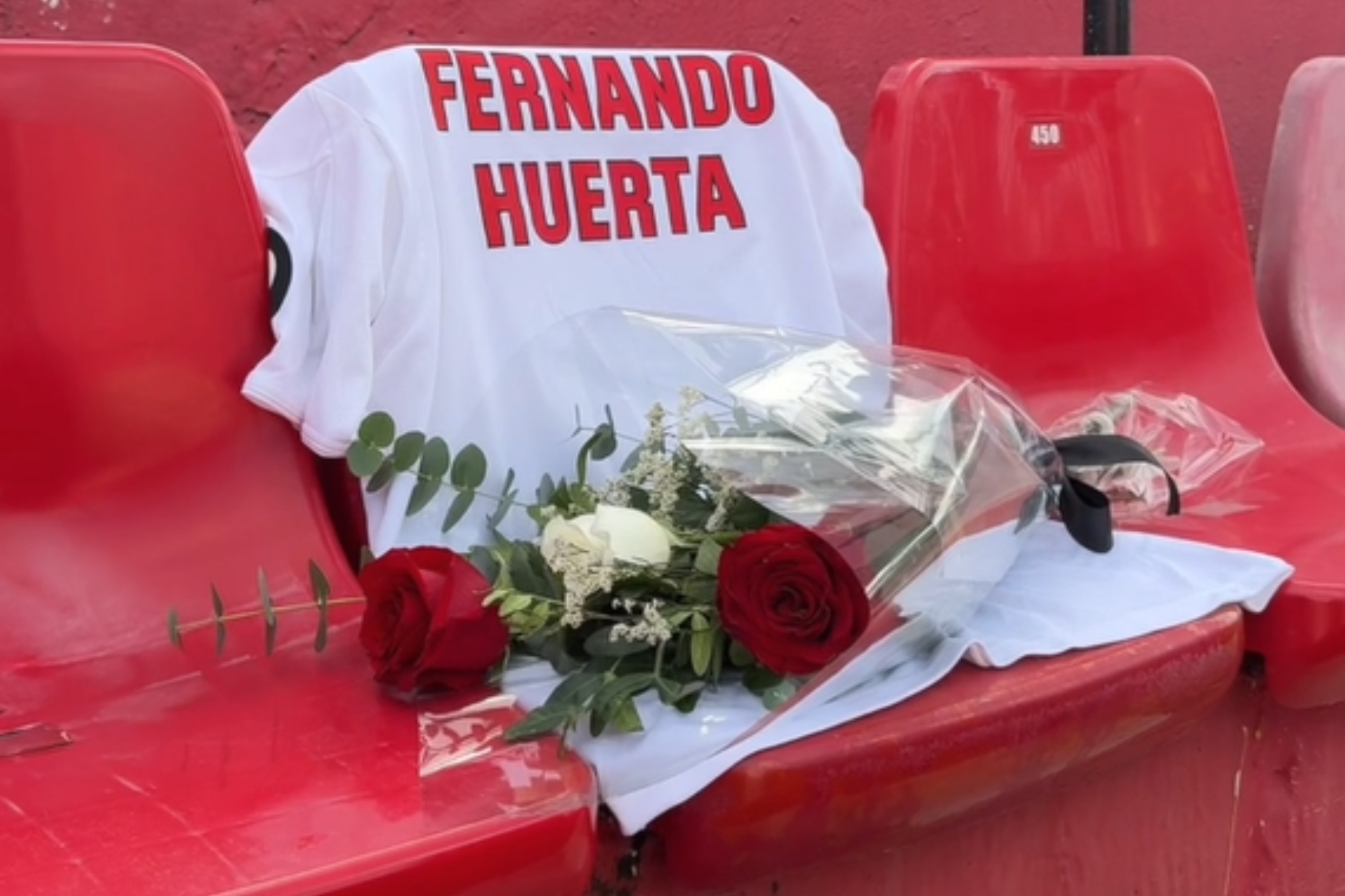 El Sevilla rinde homenaje a Fernando Huerta y Almeyda le dedica la victoria