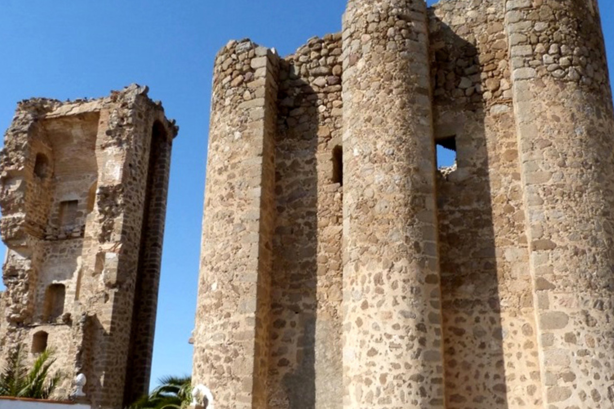El castillo que se deshace en silencio pero mantiene en pie su orgullo ...
