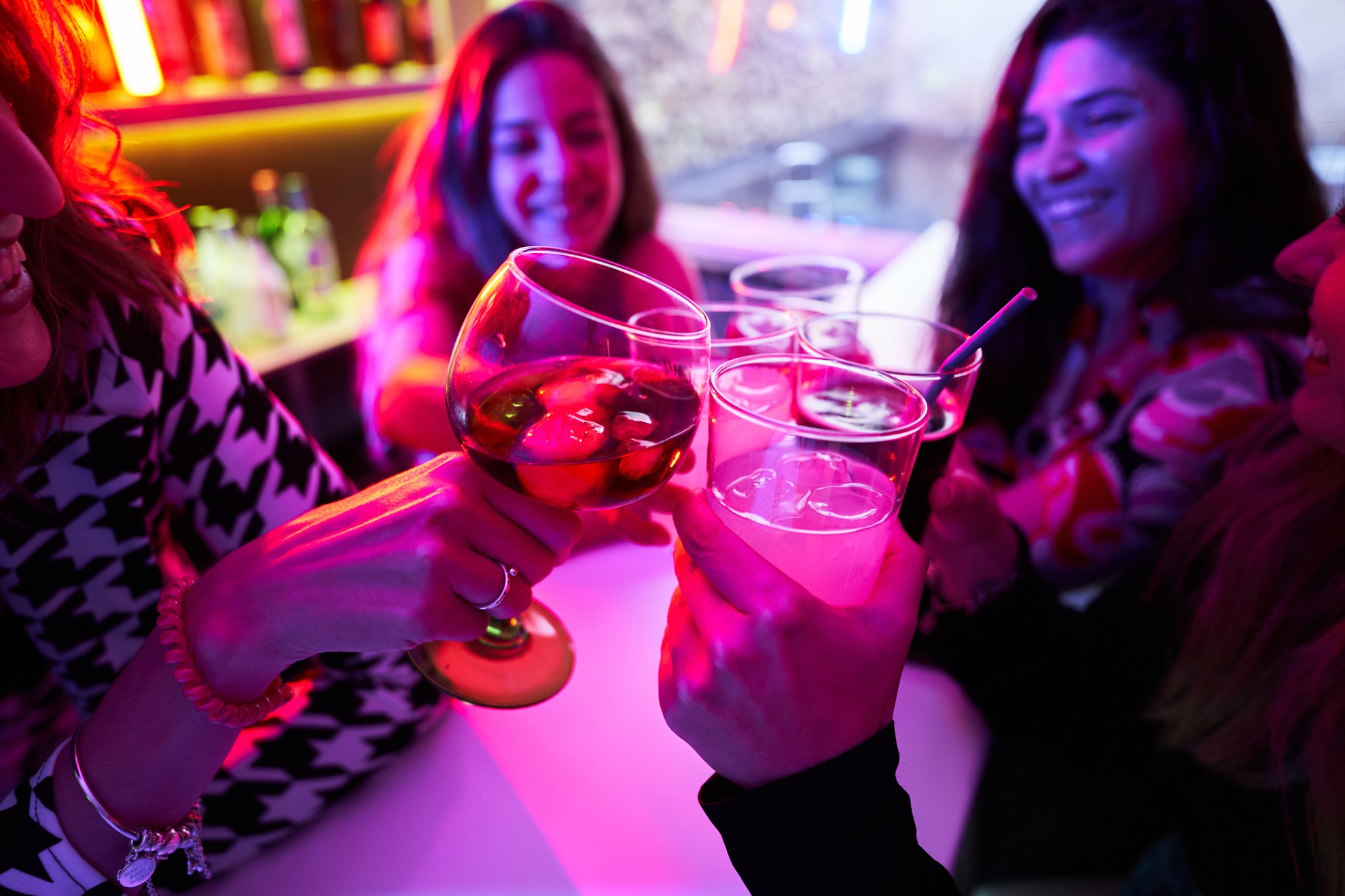 Bouncerpower, portero de discoteca, sobre invitar a copas: "¿Da derecho ...