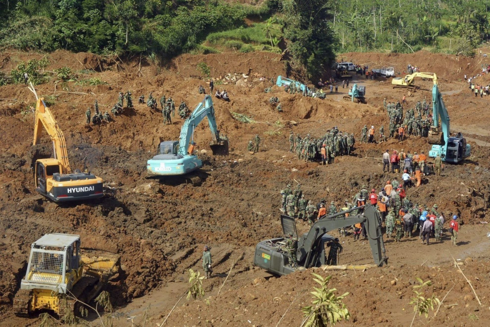 Al menos 34 muertos y 46 desaparecidos tras un alud en la isla de Java ...