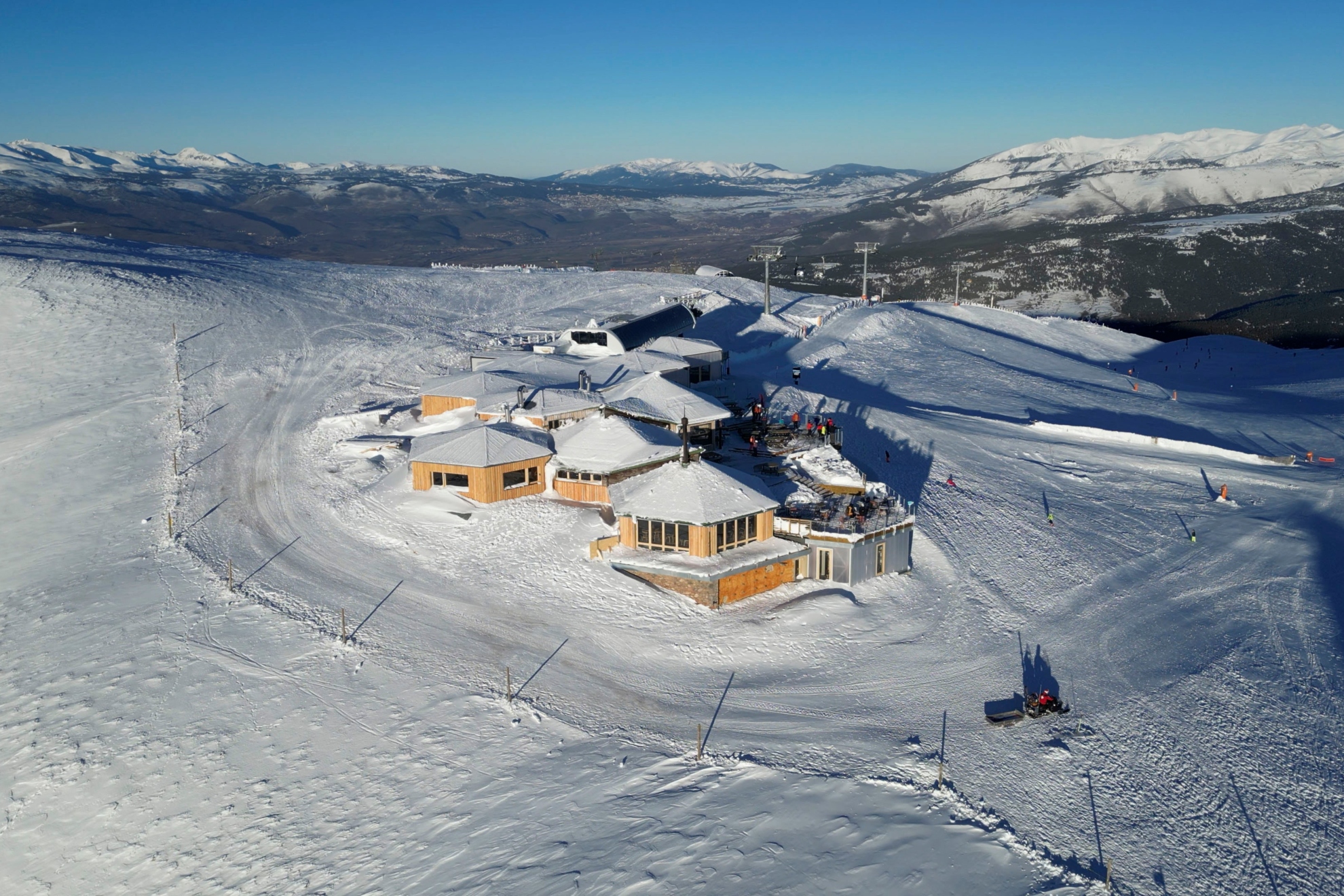 El renovado refugio Niu de l’Àliga, epicentro del gran esquí en La Molina
