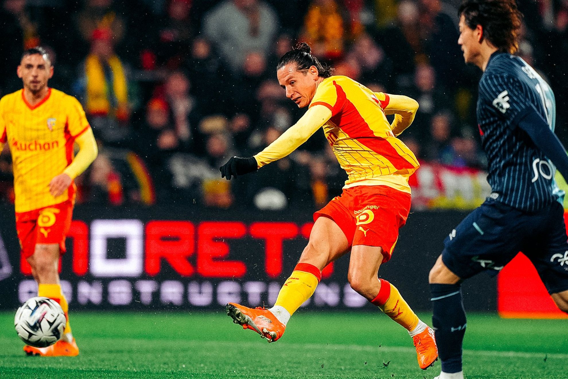 El Lens no le pierde la pista al PSG