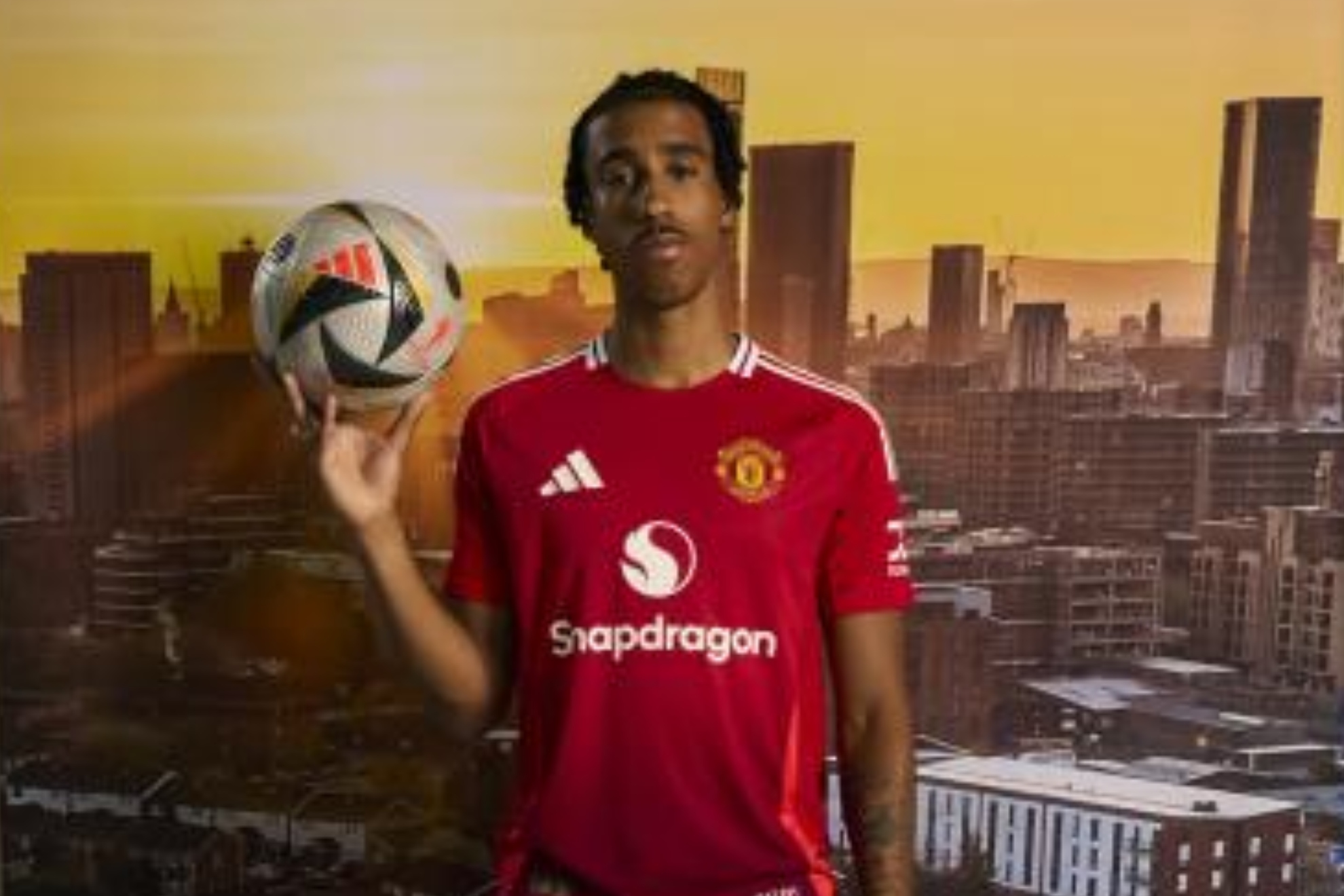 Yoro desaparece del mapa: "No me arrepiento de haber venido al United"