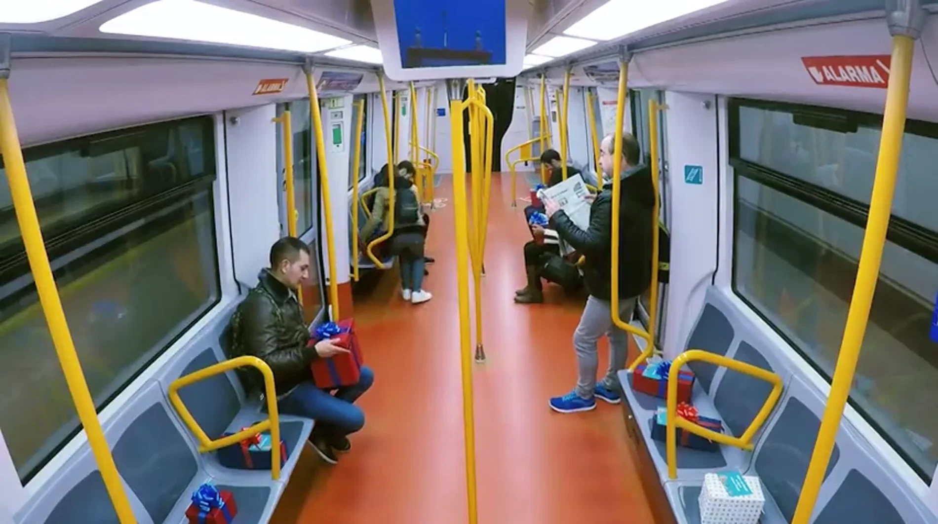 La petición de Metro de Madrid a sus usuarios con las barras de sus trenes