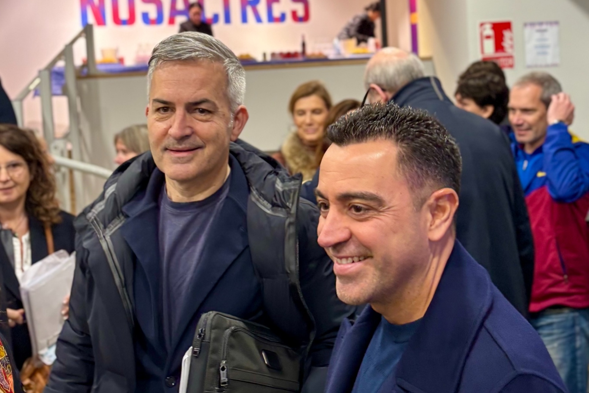 Xavi firma por Víctor Font