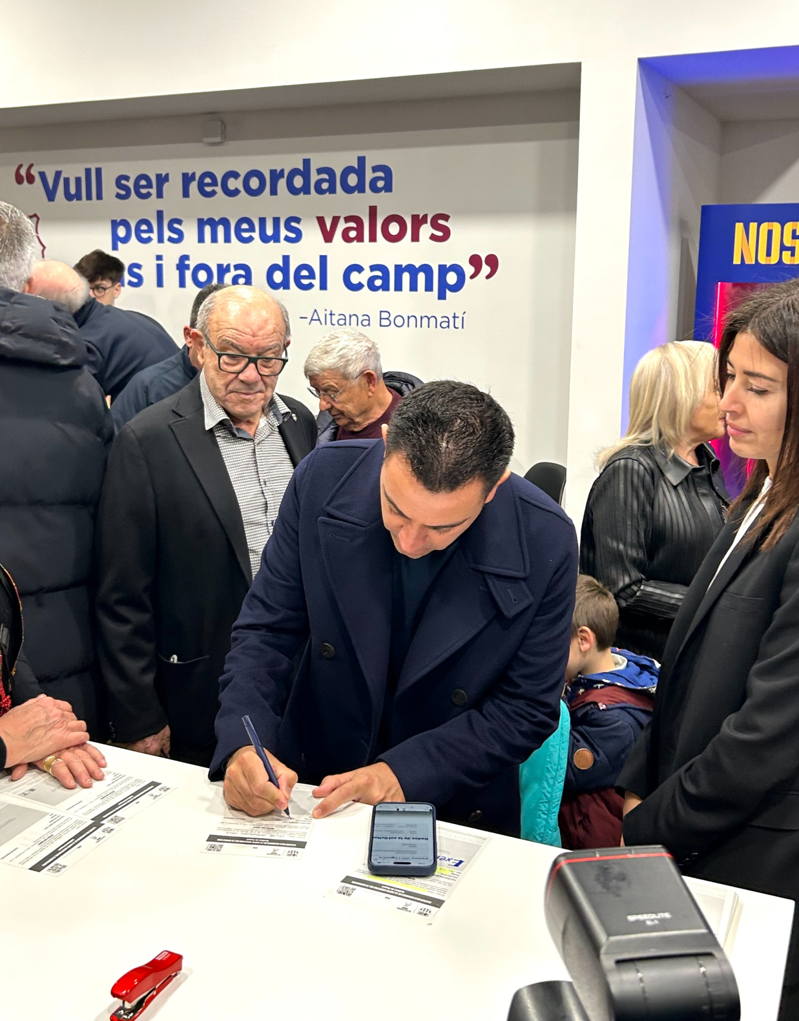 Xavi firma por Víctor Font