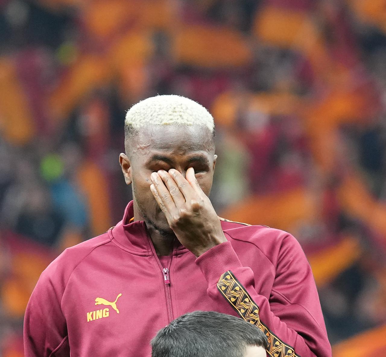 Victor Osimhen se emociona con un tifo en honor a su madre
