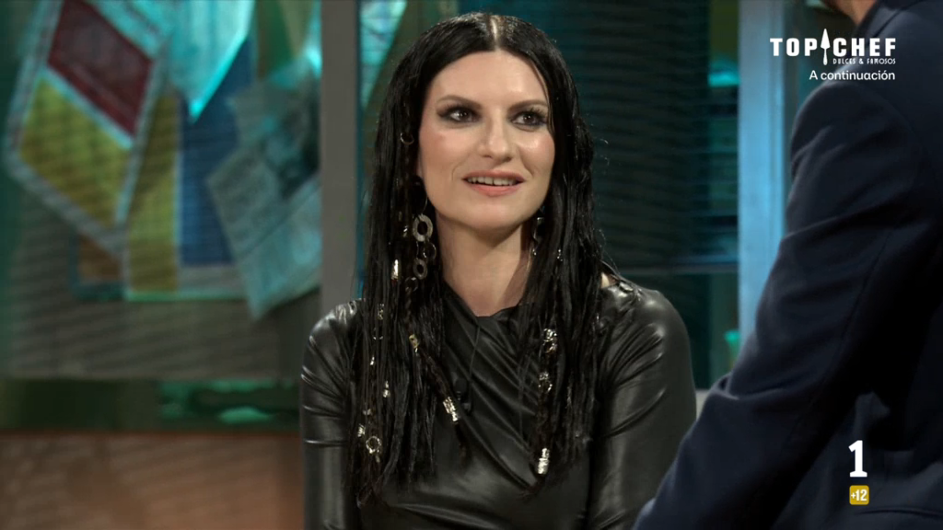 Laura Pausini sorprende a David Broncano regalándole un delantal con la ...