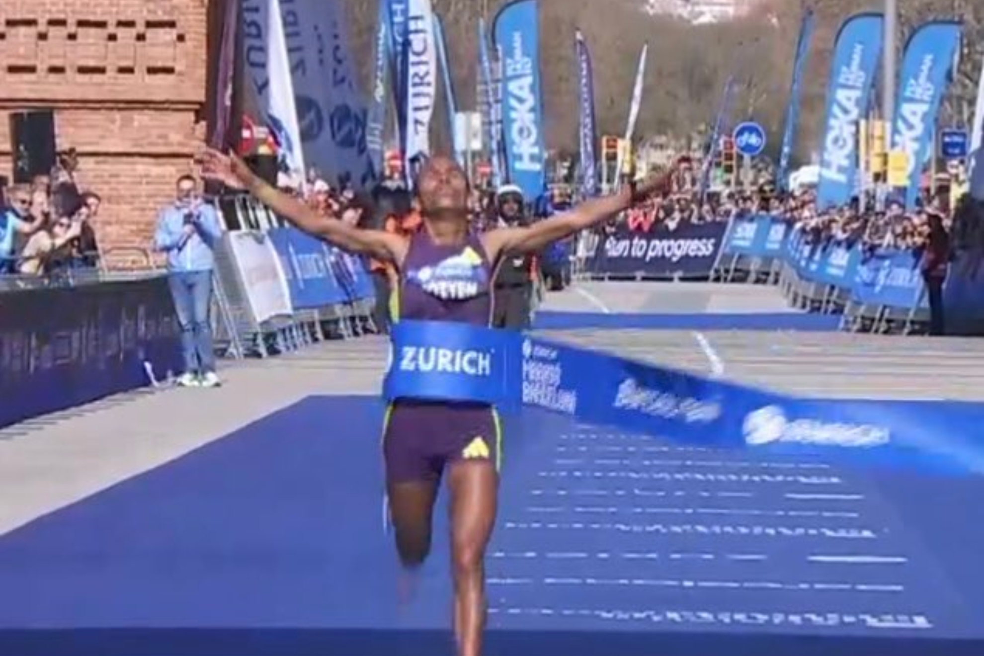 Fotyen Tesfay logra el mejor debut en maratón de la historia