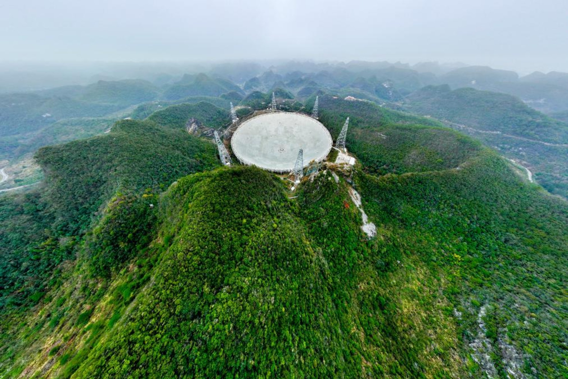 En 2020, China puso en funcionamiento un radiotelescopio de 500 metros ...