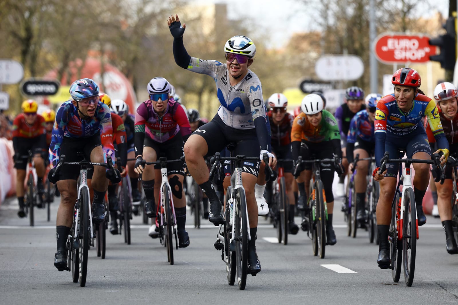 Carys Lloyd da una alegría a Eusebio Unzué en la Ronde Van Brugge